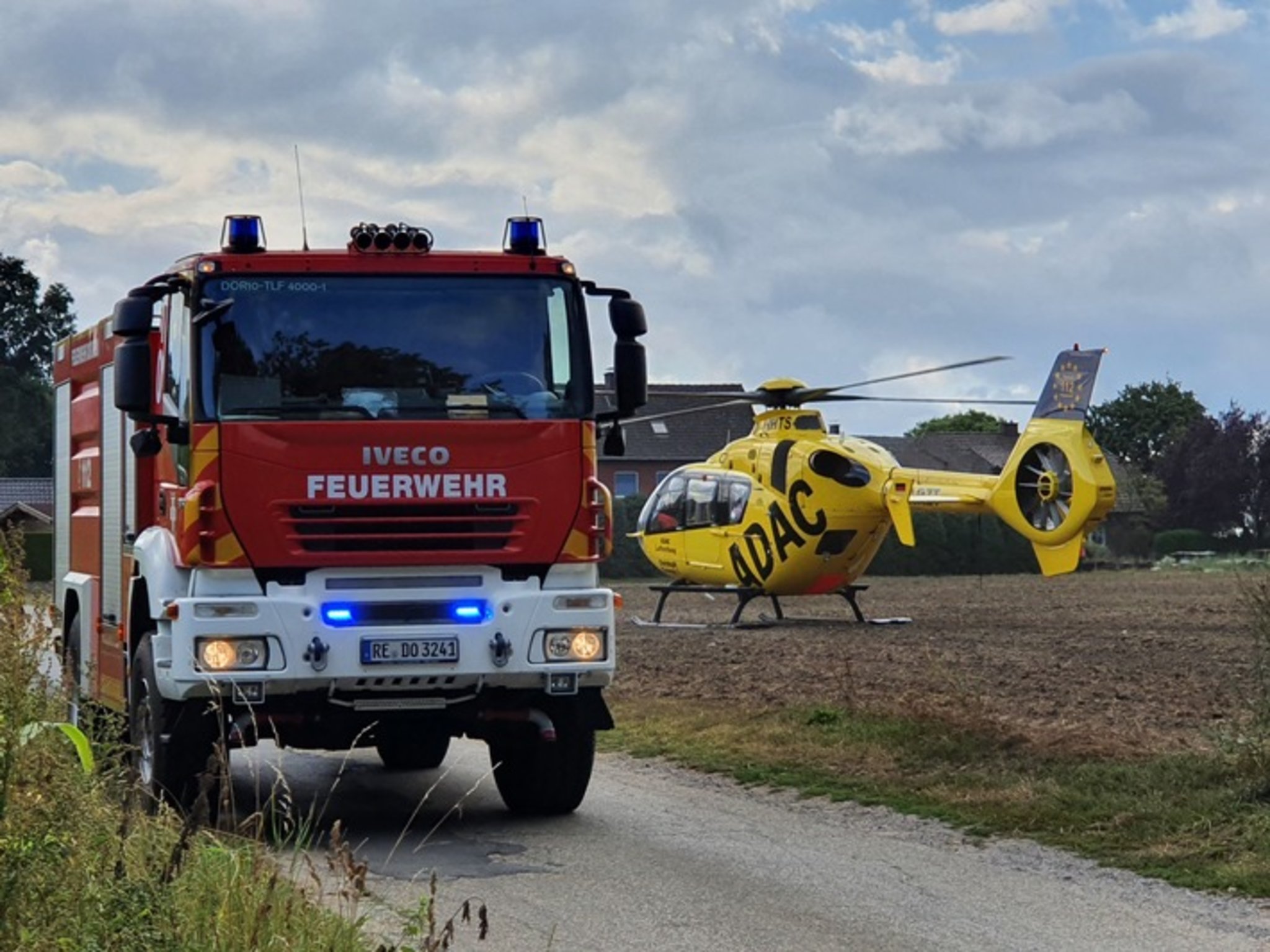 Motorradfahrerin bei Unfall schwer verletzt, Rettungshubschrauber im Einsatz - Marl