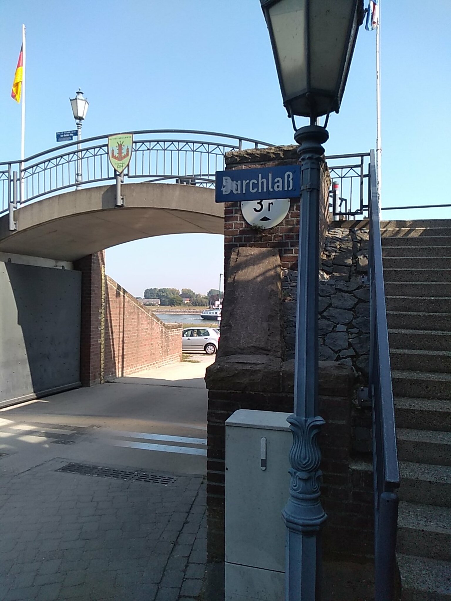 Ein Sonnentag am Niederrhein in Grieth: DURCHLASS gewährt, in GRIETH AM ...