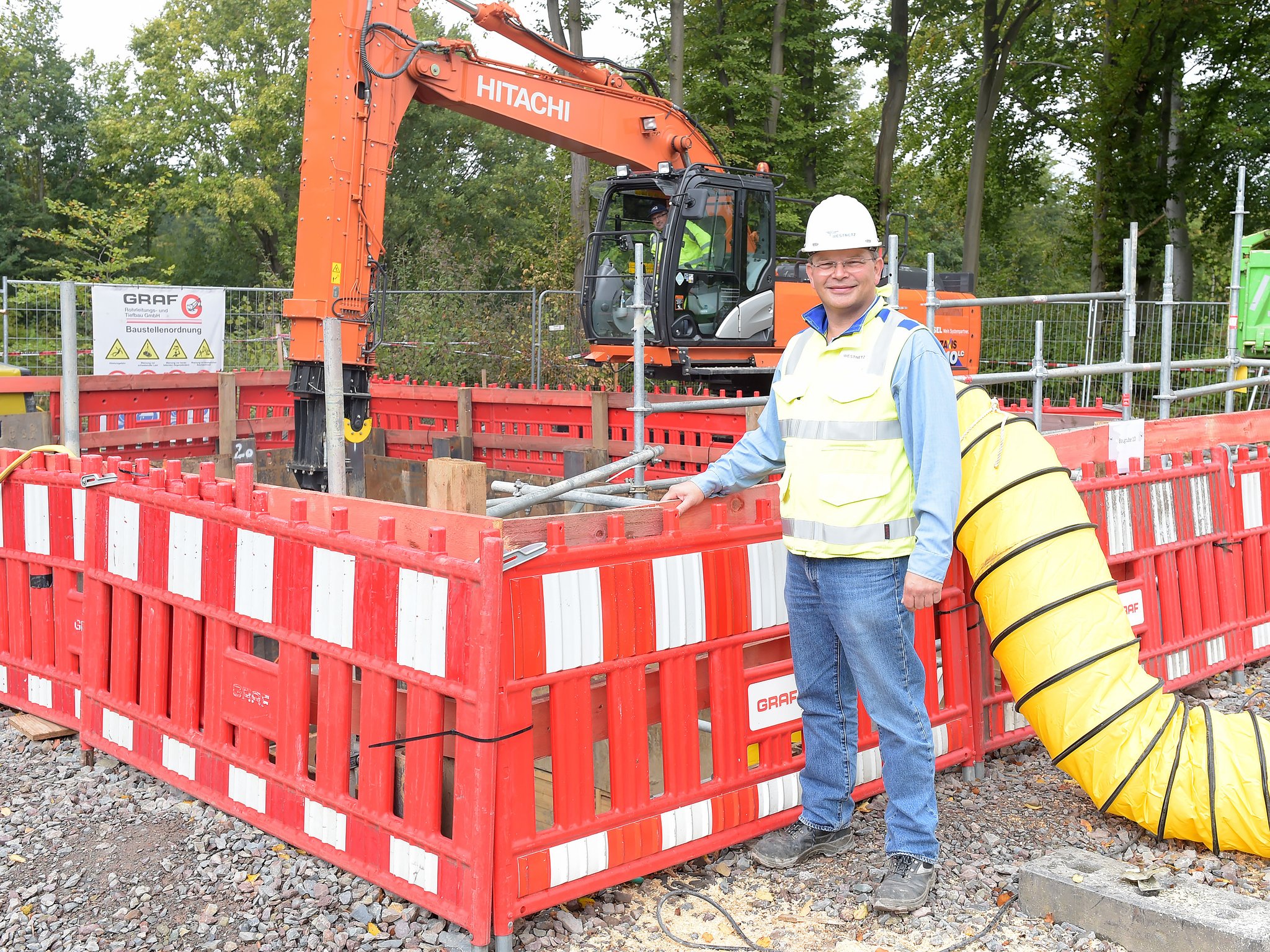13 Meter tiefe Startbaugrube mittels Teleskopbagger in Dortmund fertig ...