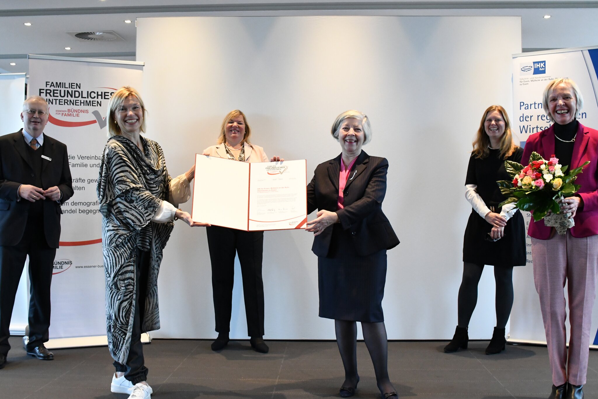 Personalpolitik gelobt: IHK Essen als familienfreundliches Unternehmen ...