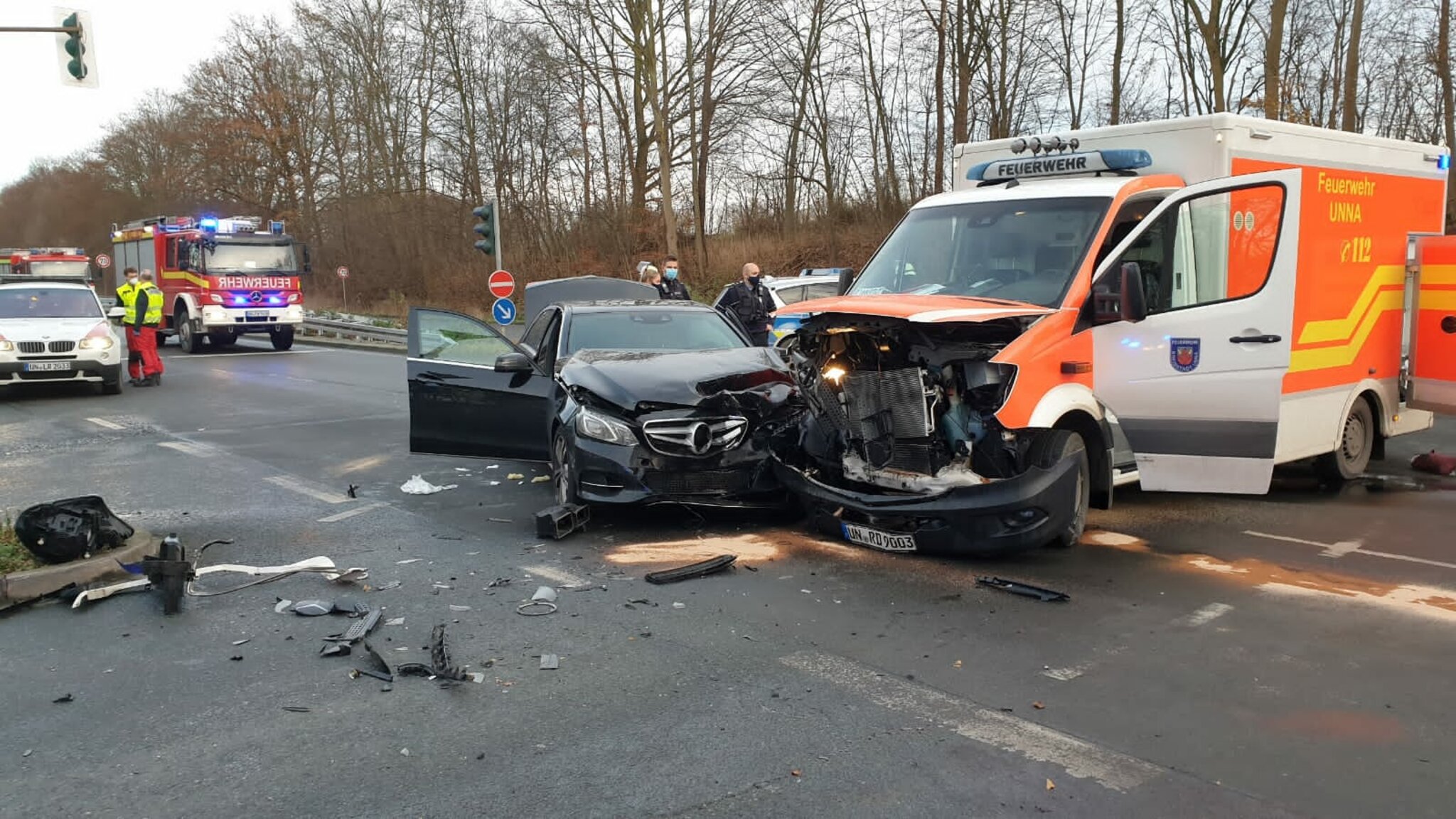 Unna-Massen: B1 auf der Provinzialstraße: Unfall mit Rettungswagen, der ...
