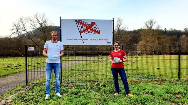 Stadtgutscheine überreicht: Präsent für die Sportler des Ruderclubs ...