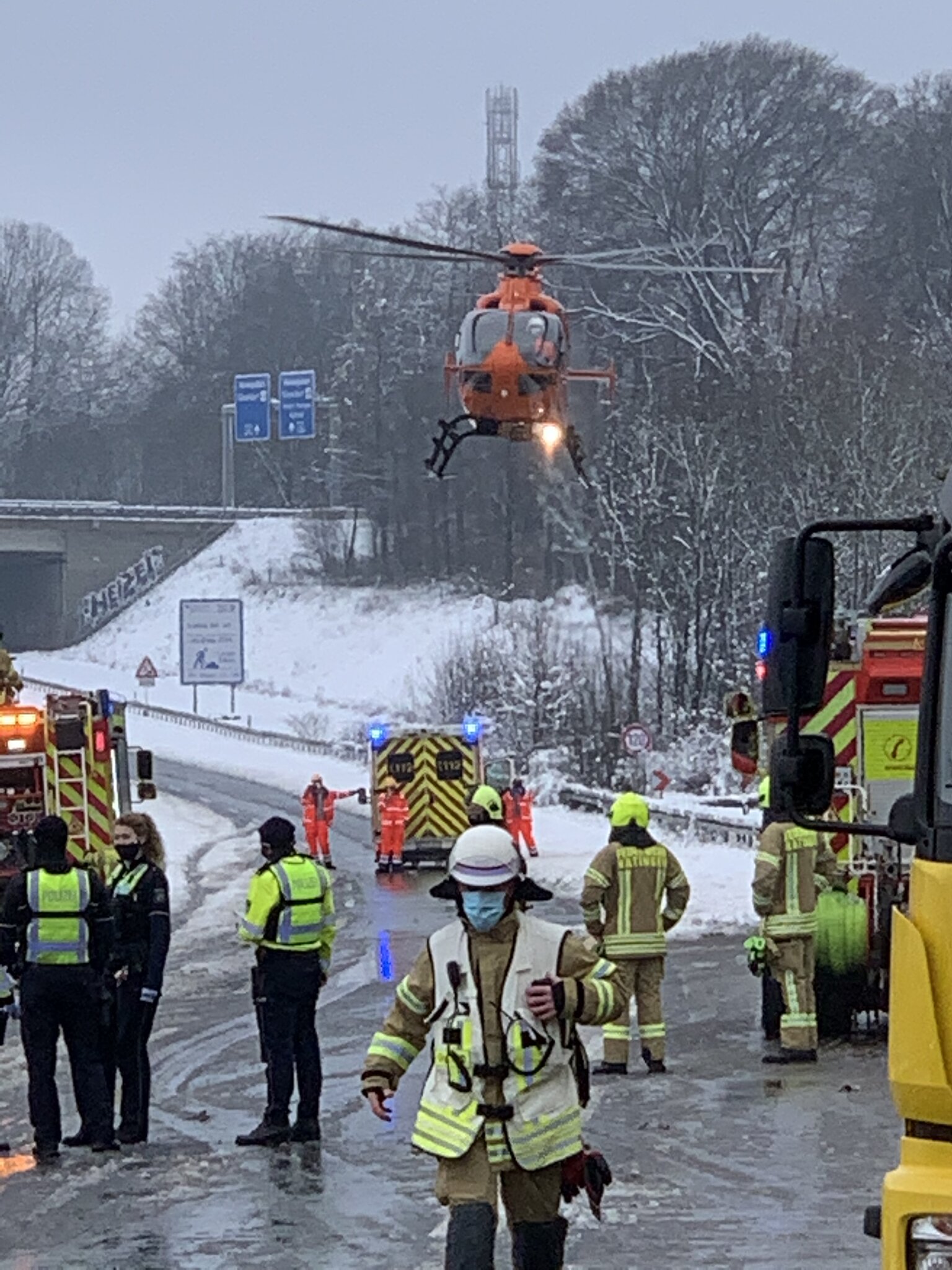 Hubschraubereinsatz: Sechs Verletze nach schwerem Unfall auf der A3 - Ratingen