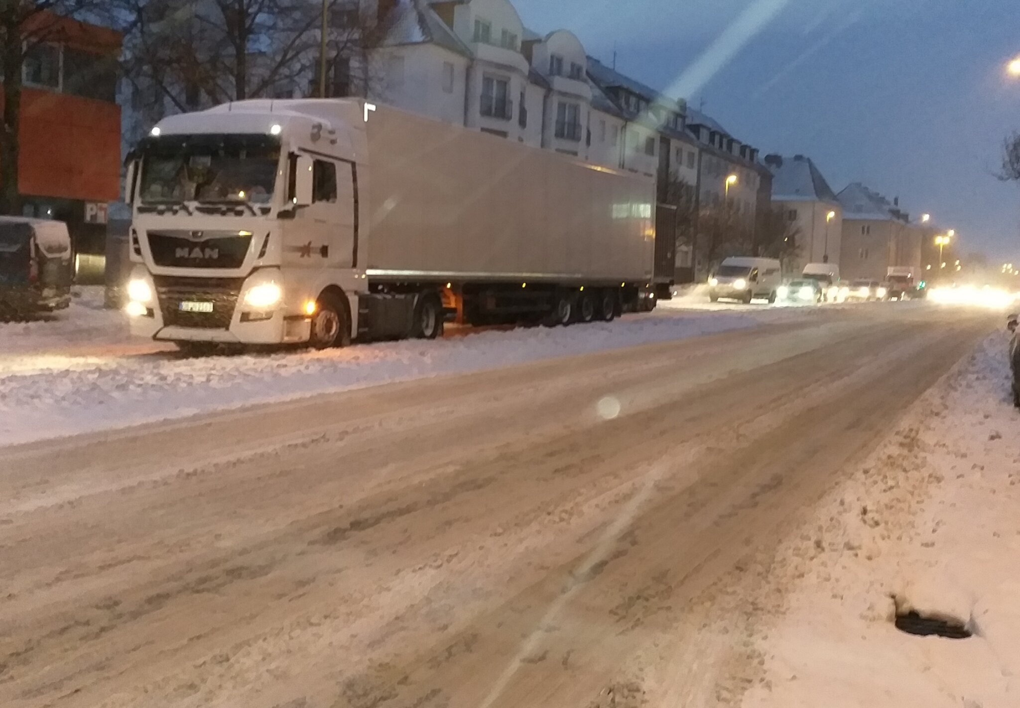 Gladbecker Straße mal autofrei.: LKW hingen im Schnee fest - Essen-Nord