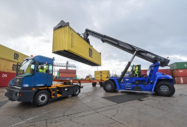 Neue Maschinen im Einsatz: Emmericher Hafen verstärkt sich mit ...