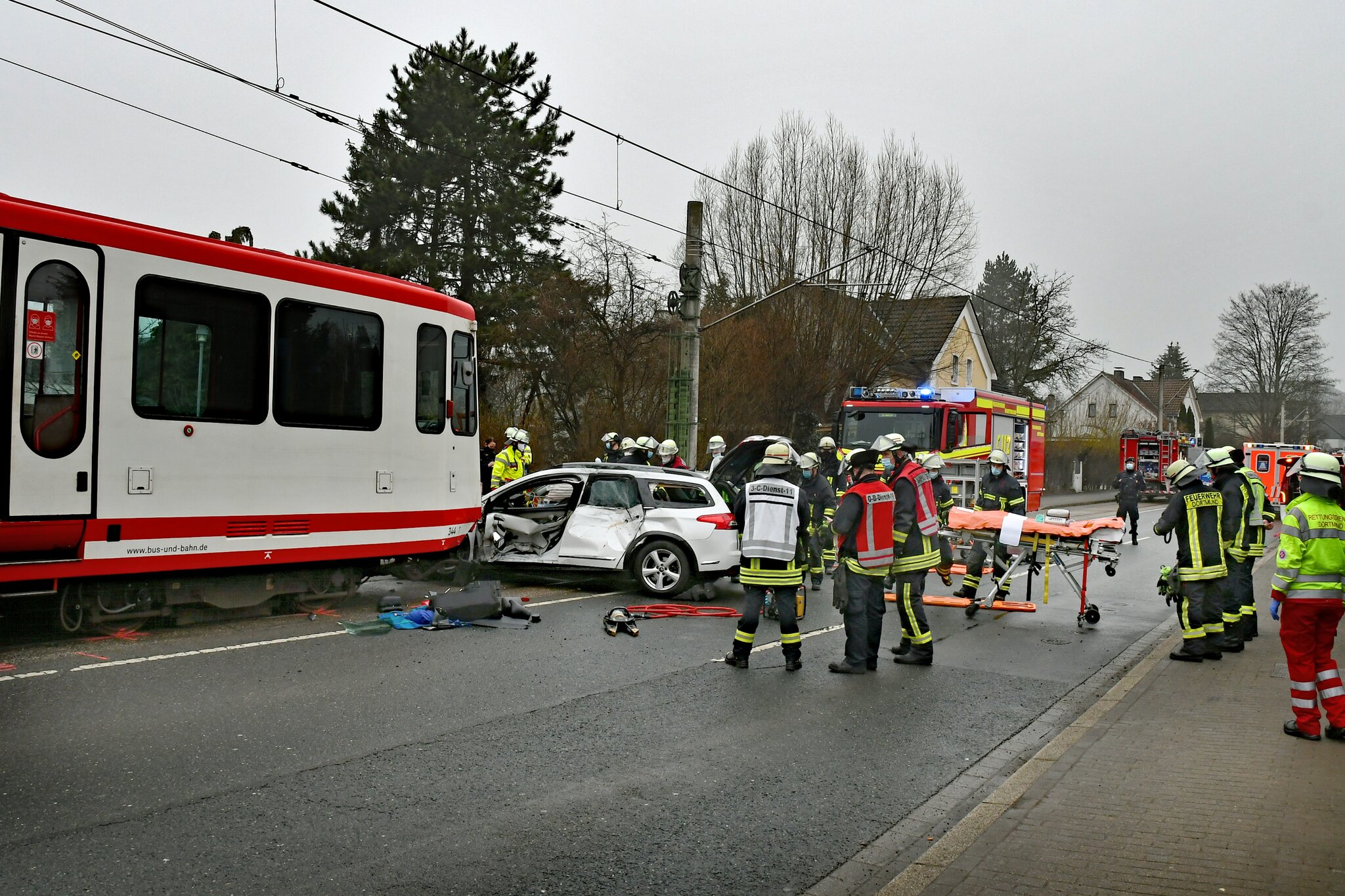 Aplerbeck: Schwerer Unfall - Kollision zwischen Pkw und Straßenbahn auf der Marsbruchstraße ...
