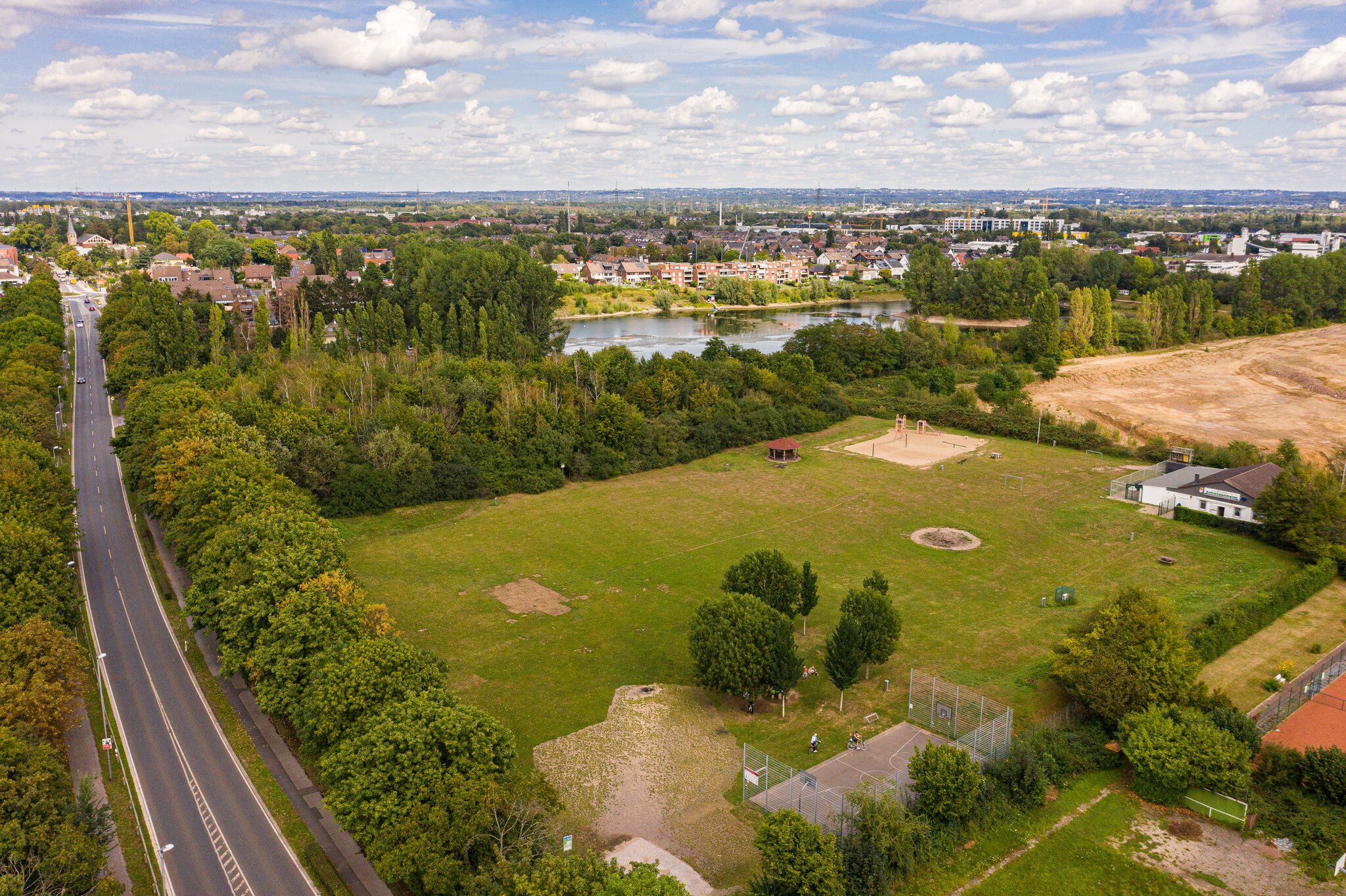 Bürgerwiese in Monheim-Baumberg wird saniert: Frisches Grün - Monheim ...