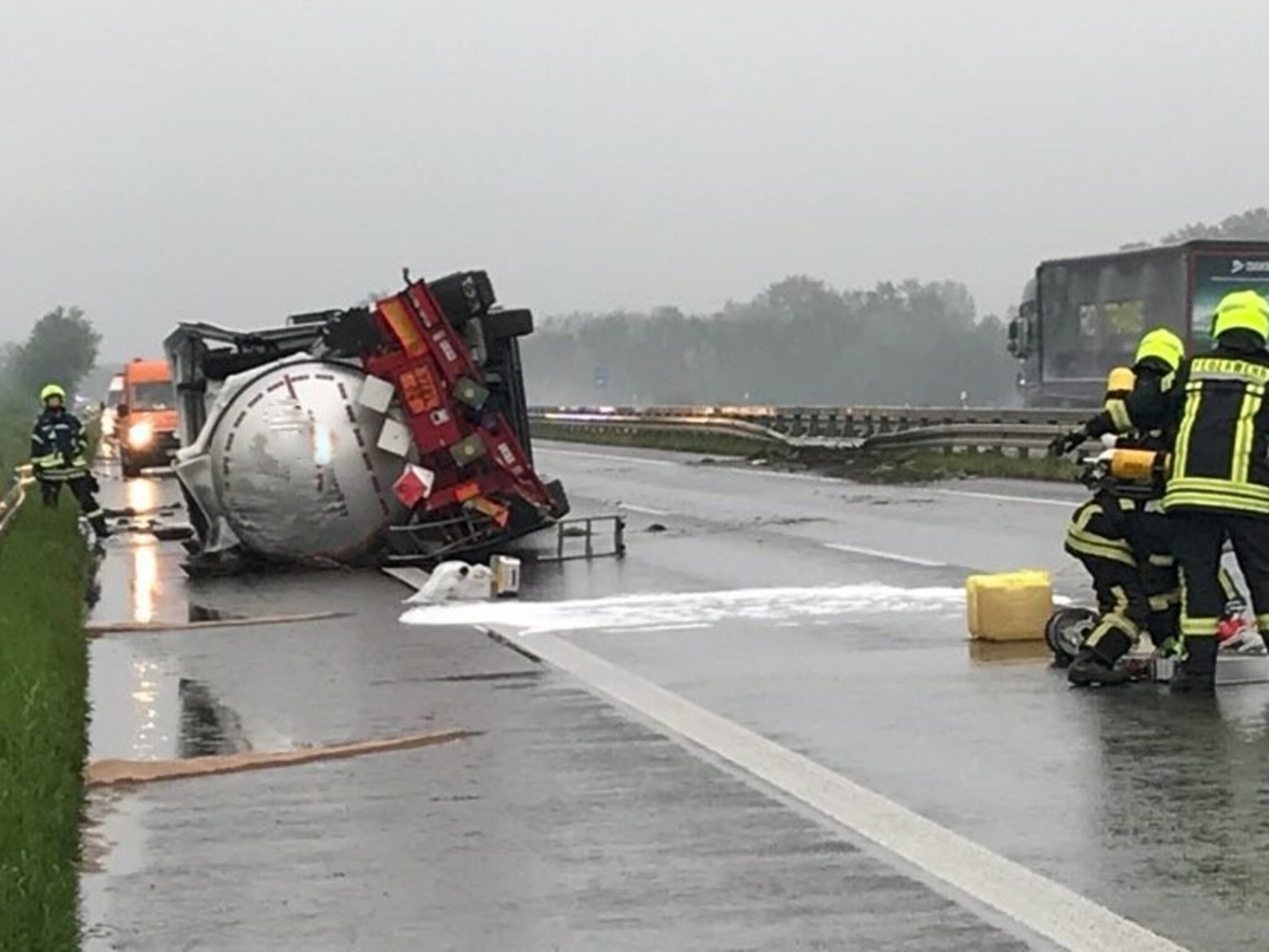 Natronlauge ergießt sich auf Autobahn: A31 Richtung Oberhausen bei ...