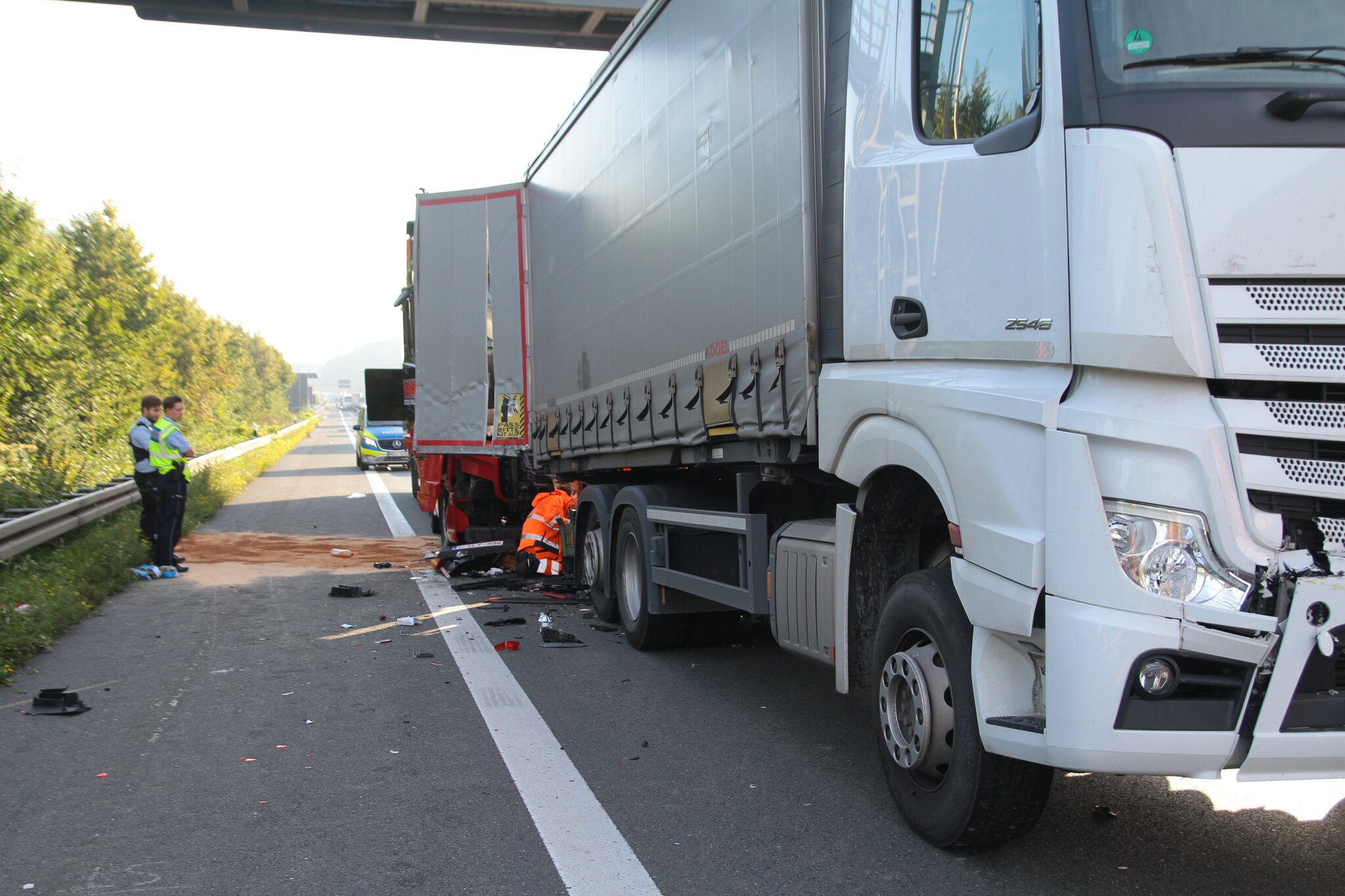 Lkw übersieht offenbar Stauende - zwei Menschen verletzt - Hagen