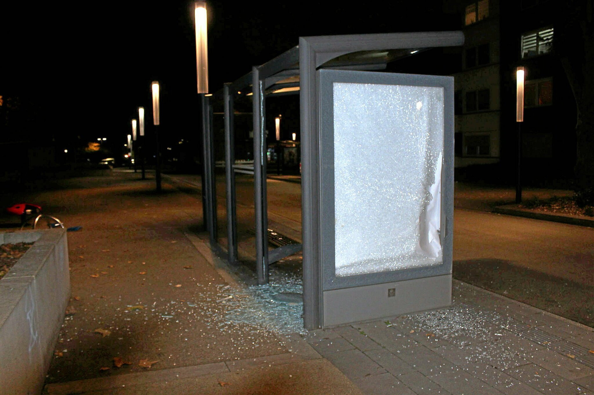 Bushaltestellen beschädigt: Strafanzeige für randalierende Jugendliche ...