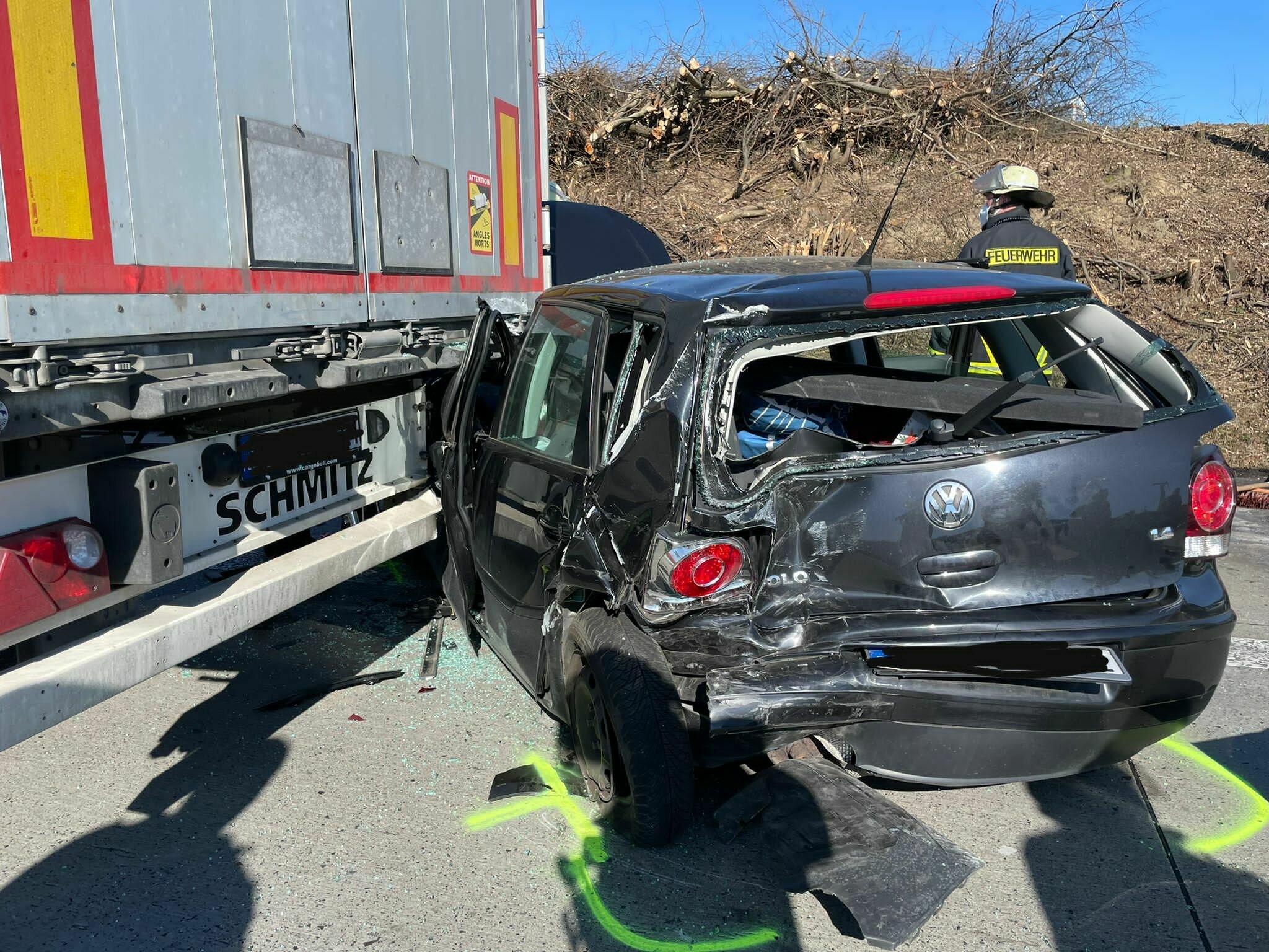 Schwerer Unfall auf der A44: Kleinwagen geriet zwischen zwei LKW - Unna