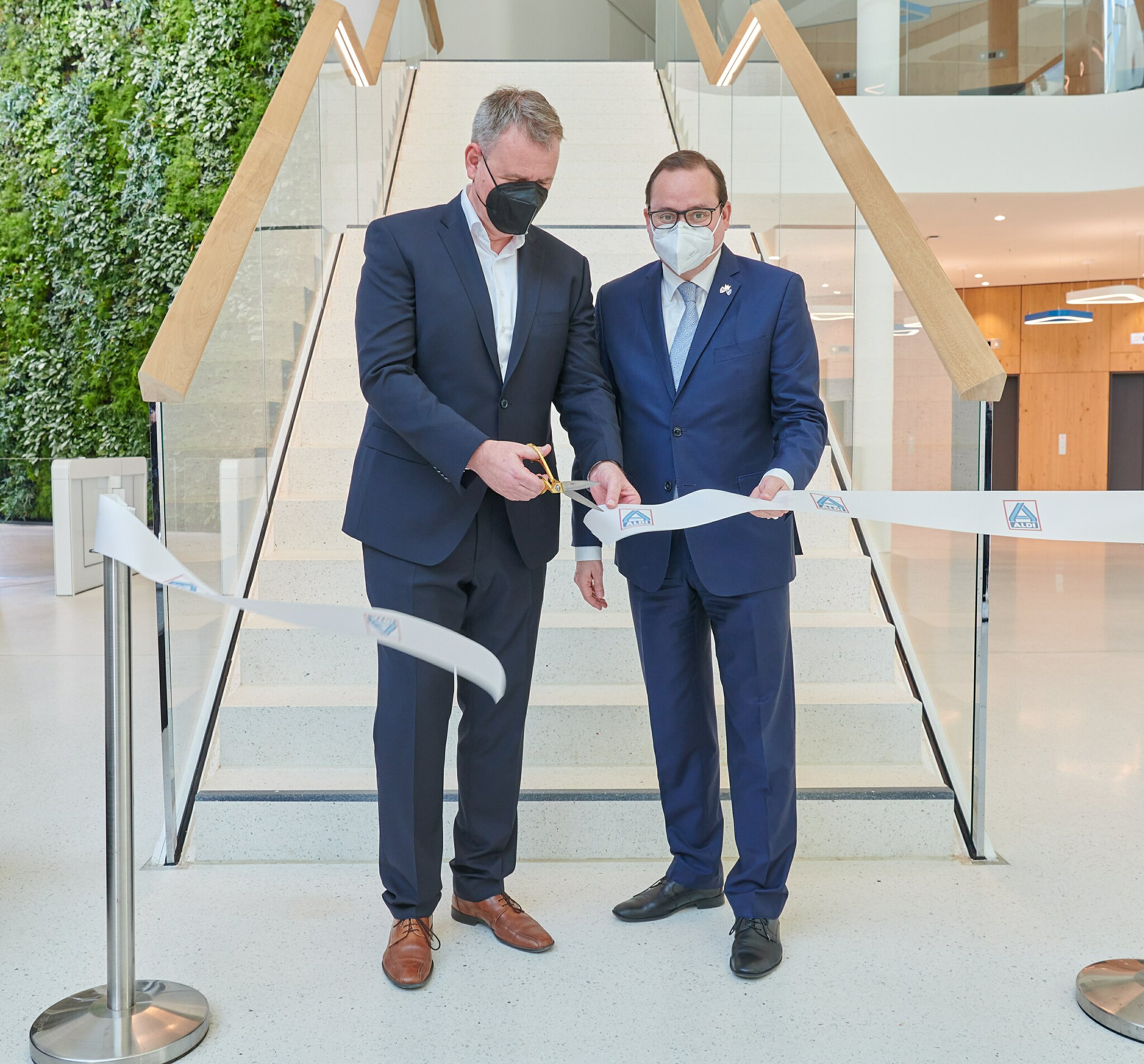 Neue Aldi-Zentrale in Essen-Kray eröffnet: Blickfang an der A40 - Essen