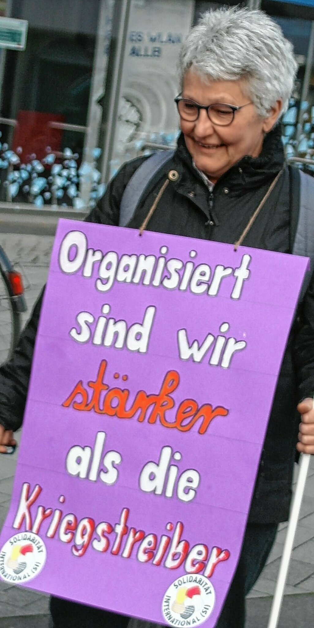 Gefl chtete Kommen In Gelsenkirchen An Stadt R stet Hallen Zu gefl-chtete-kommen-in-gelsenkirchen-an-stadt-r-stet-hallen-zu