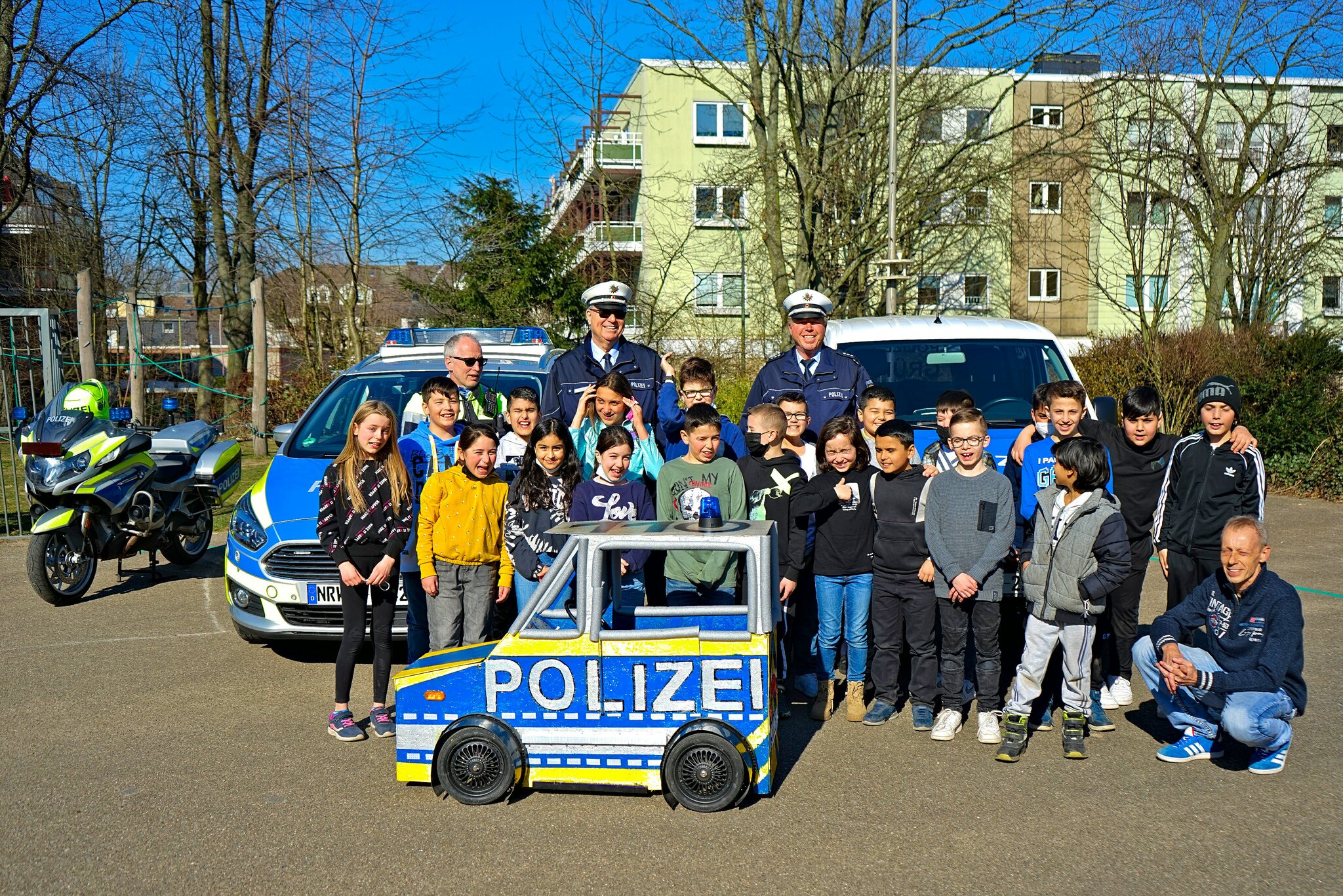Streifenwagen aus Pressspan: Essener Polizisten staunen über Eigenbau ...