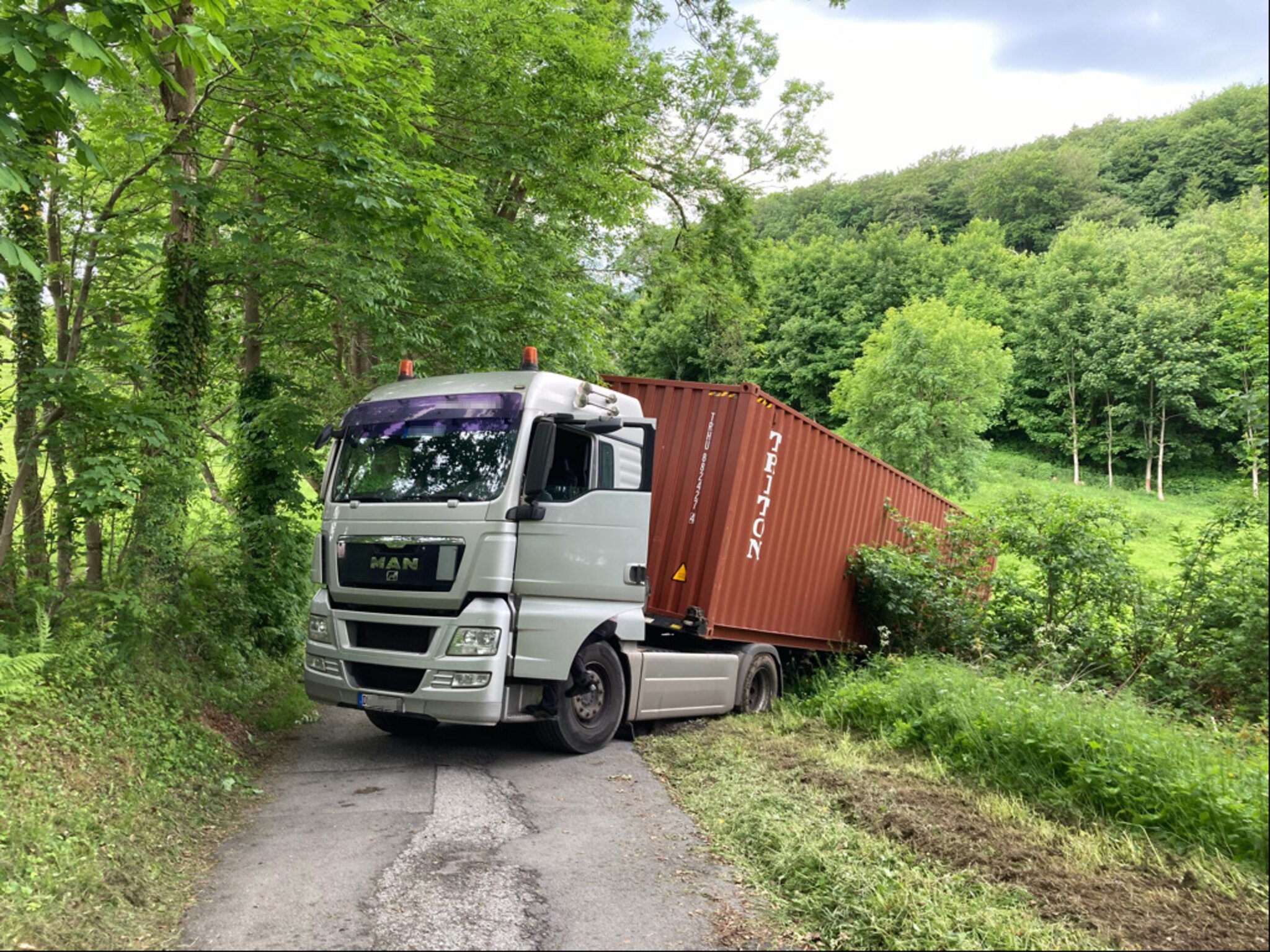 Enger Weg war nicht für Lkw geeignet: Sattelzug steckt in der Klemme ...