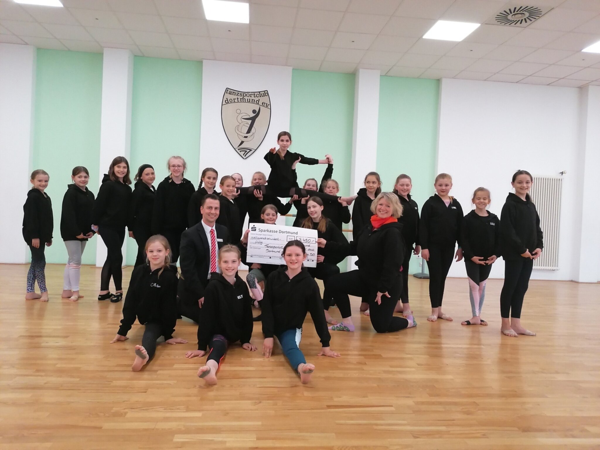 Spende: Spende der Sparkasse Dortmund an die Tanzjugend des TSC ...