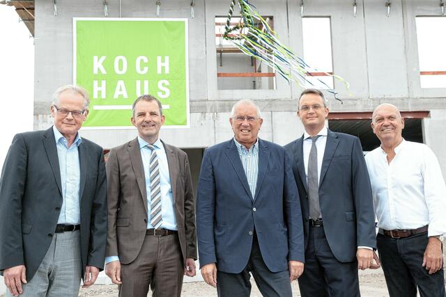 Anfang 2023 soll es in den Pfannen brutzeln: Richtfest für Zentrale ...