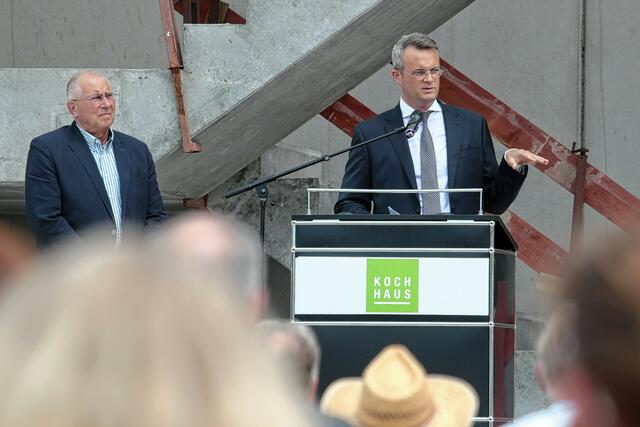 Anfang 2023 soll es in den Pfannen brutzeln: Richtfest für Zentrale ...