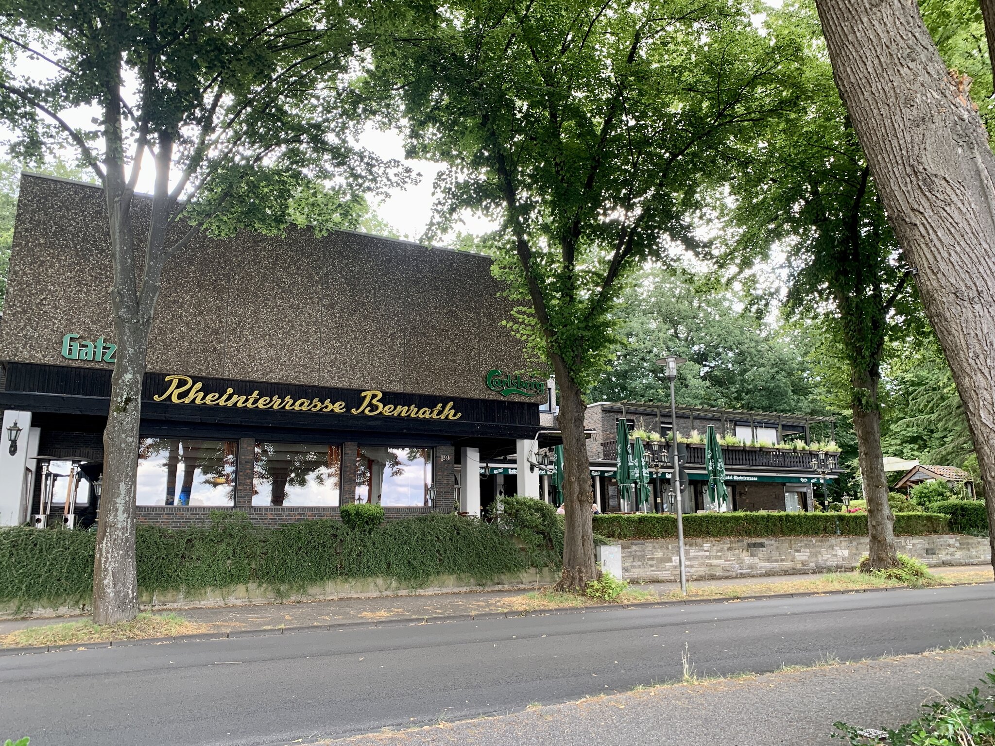 Ein Schock für Benrather und Touristen: Die Rheinterassen in Benrath ...