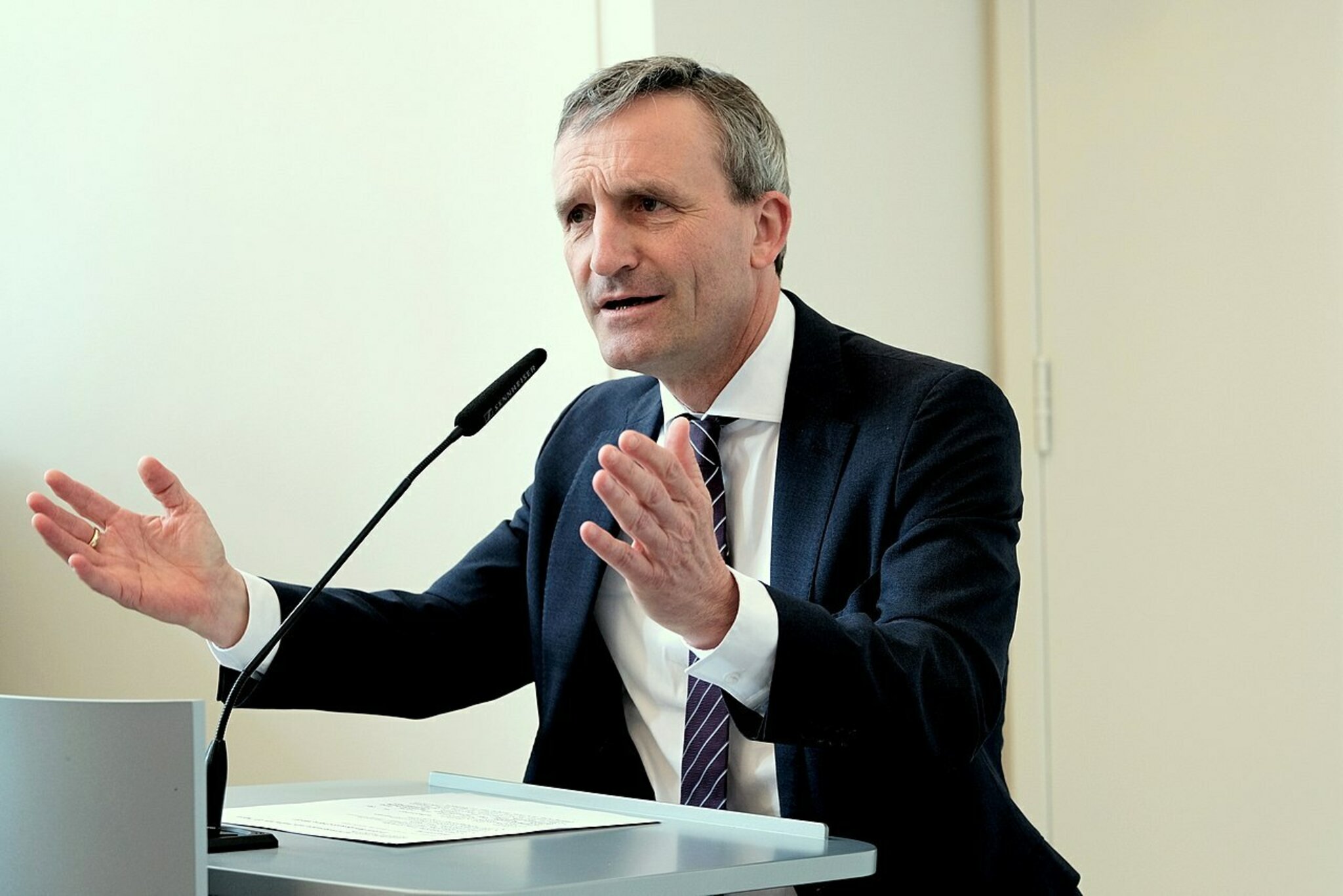 Thomas Geisel liest: Öffentliche Bürgersitzung im Rathaus - Düsseldorf