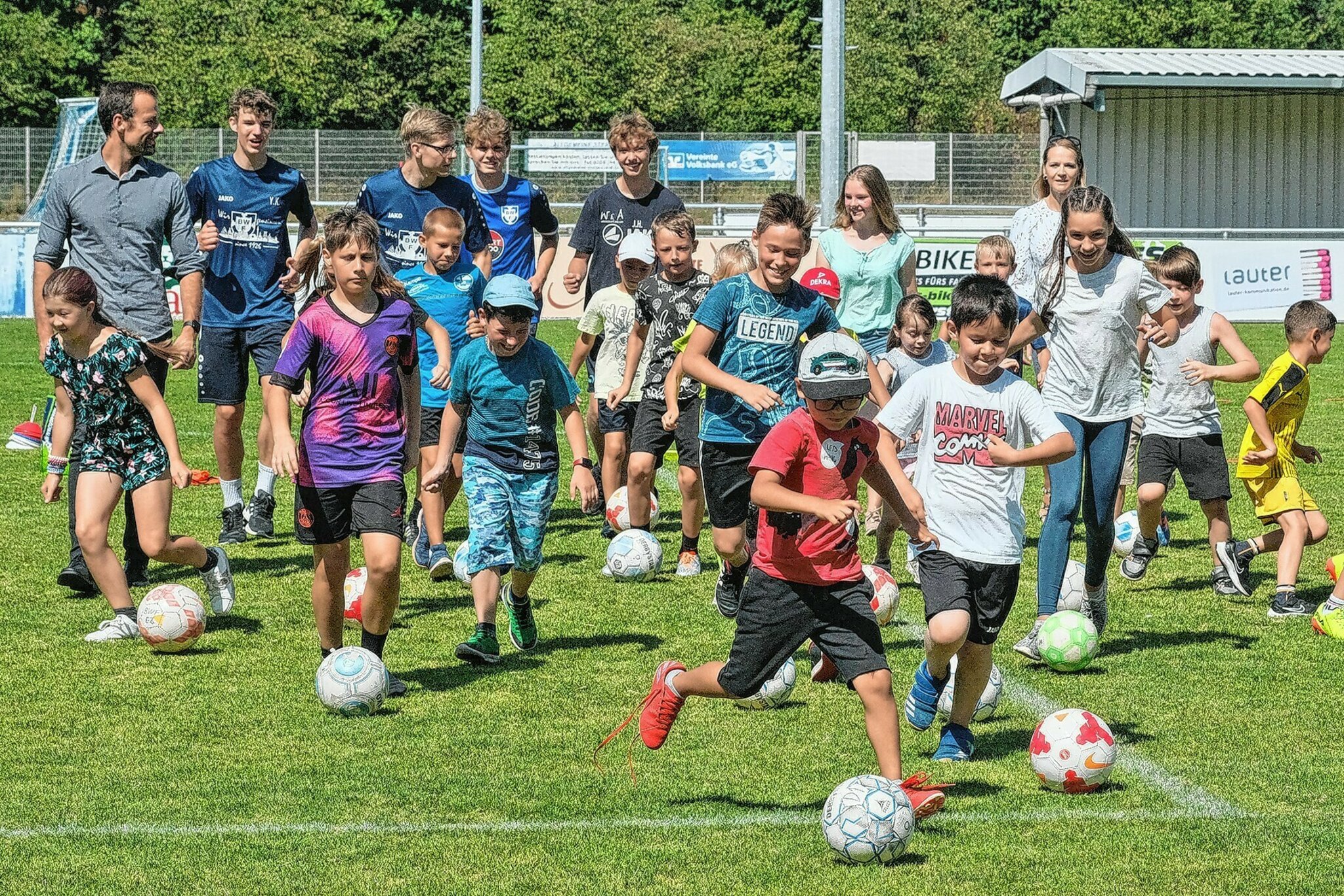Für 25 Kinder rollt der Ball: Drei Ecken, ein Elfer - Bottrop