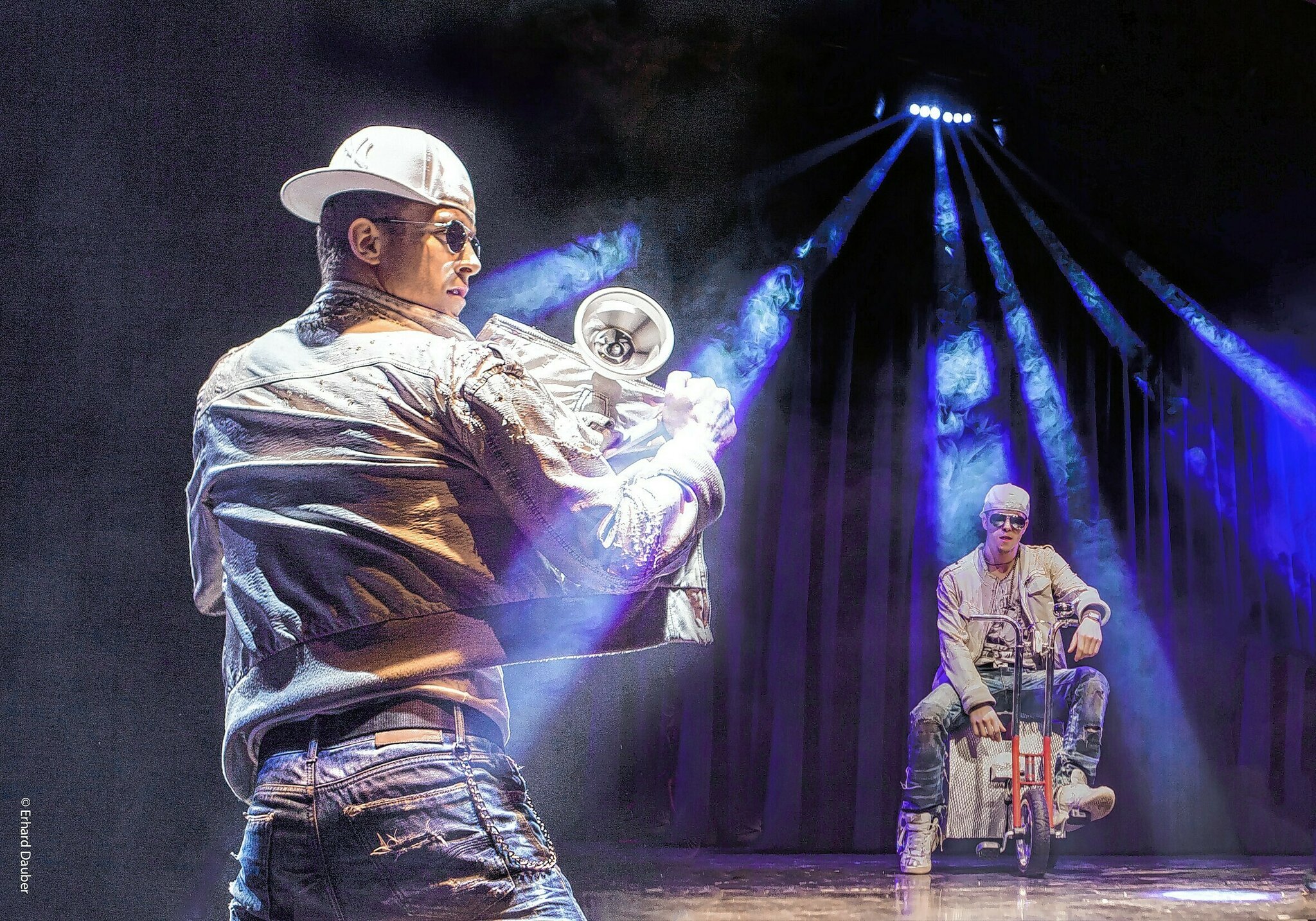 Zurück in die bunten 90er: Bochumer Varieté et cetera lädt mit Jubiläumsshow zur vergnügten ...