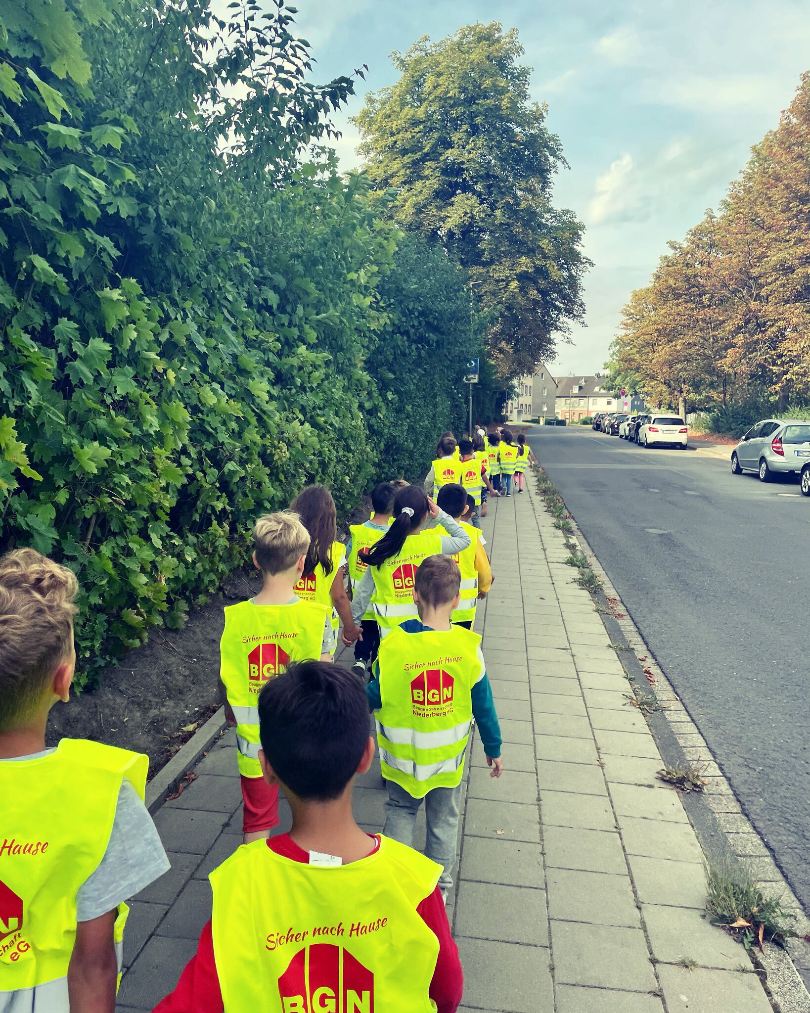 Spendenaktion Der BGN 1 051 Warnwesten An Erstkl ssler Verteilt Velbert Spendenaktion Der BGN 1 051 Warnwesten An Erstkl ssler Verteilt Velbert