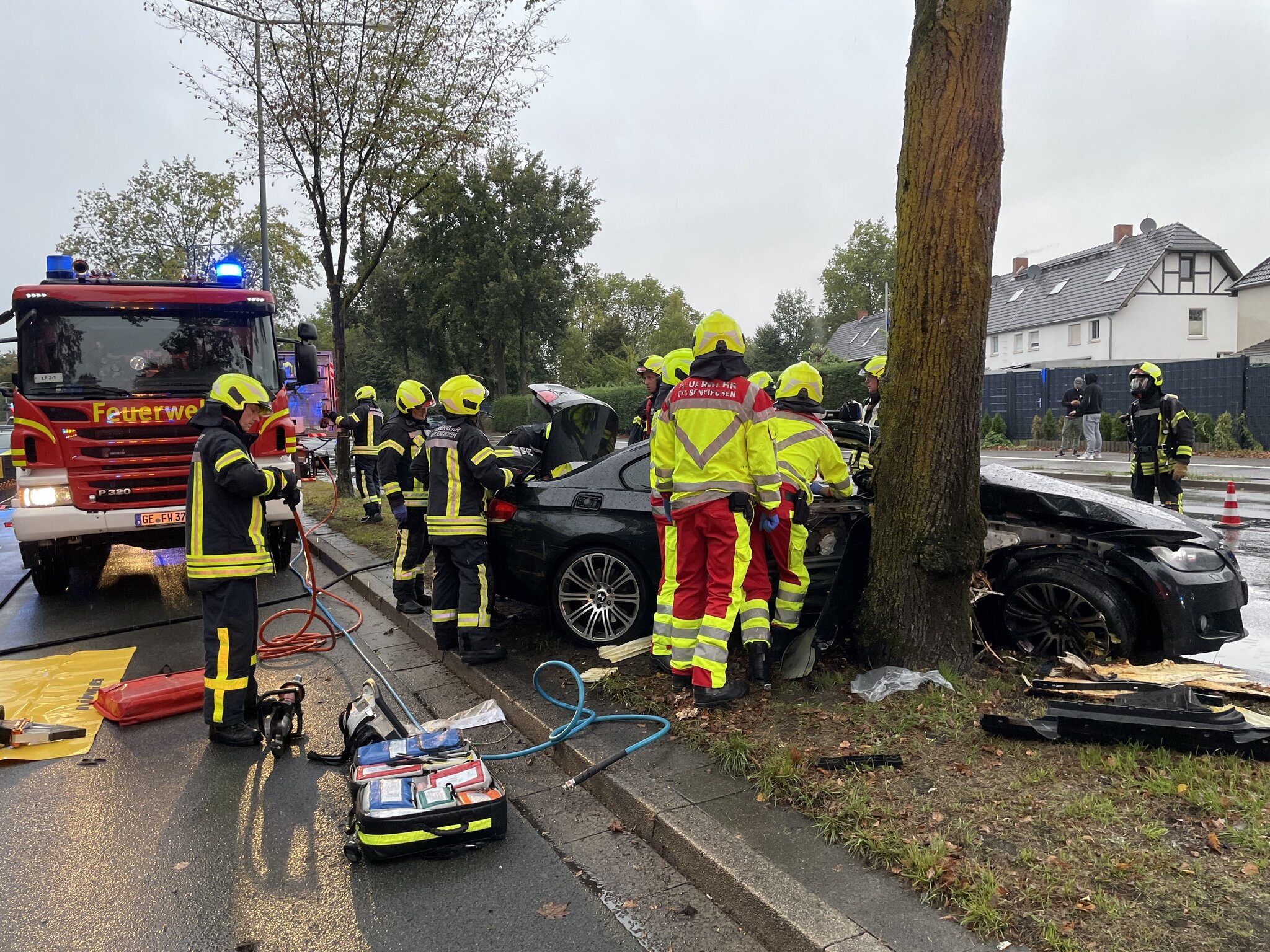 BMW prallt in Gelsenkirchen vor Baum: Feuerwehr muss schwer verletzten Beifahrer mit ...