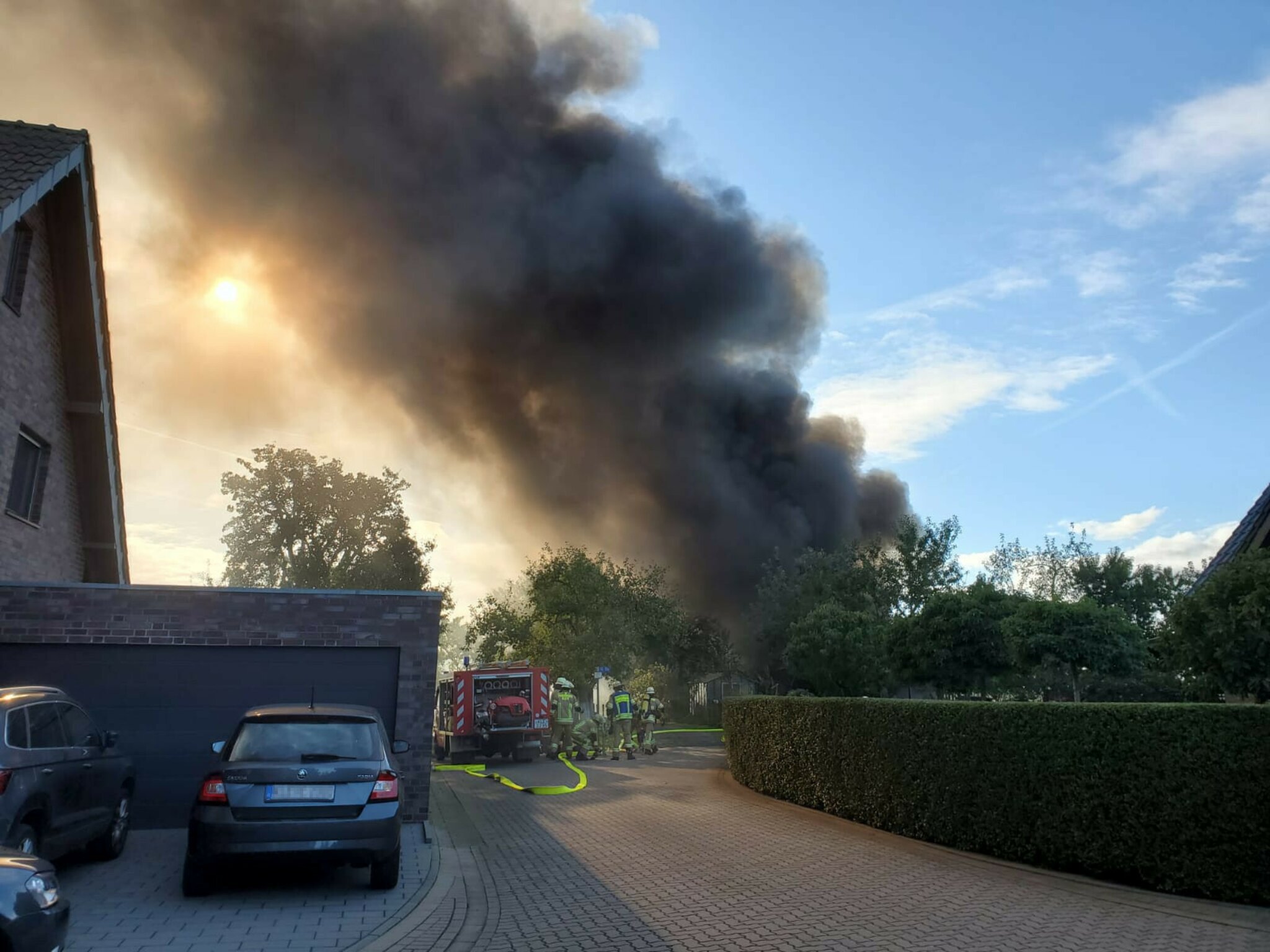 Feuerwehr Kleve: Kleve-Wardhausen: Brand an landwirtschaftlichem Betrieb - Kleve