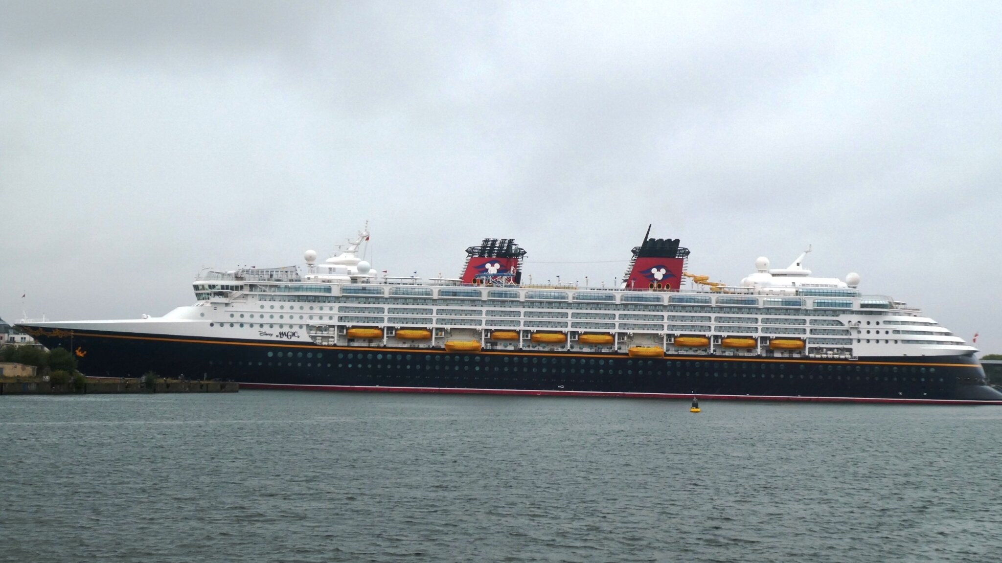 KFS Disney Magic: Das Kreuzfahrtschiff Disney Magic lag in Warnemünde ...