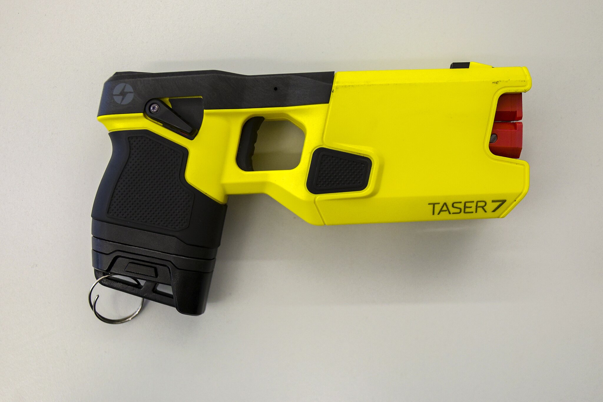 Weniger Gefahr für Angreifer: Bochumer Polizei stellt neuen Taser vor ...