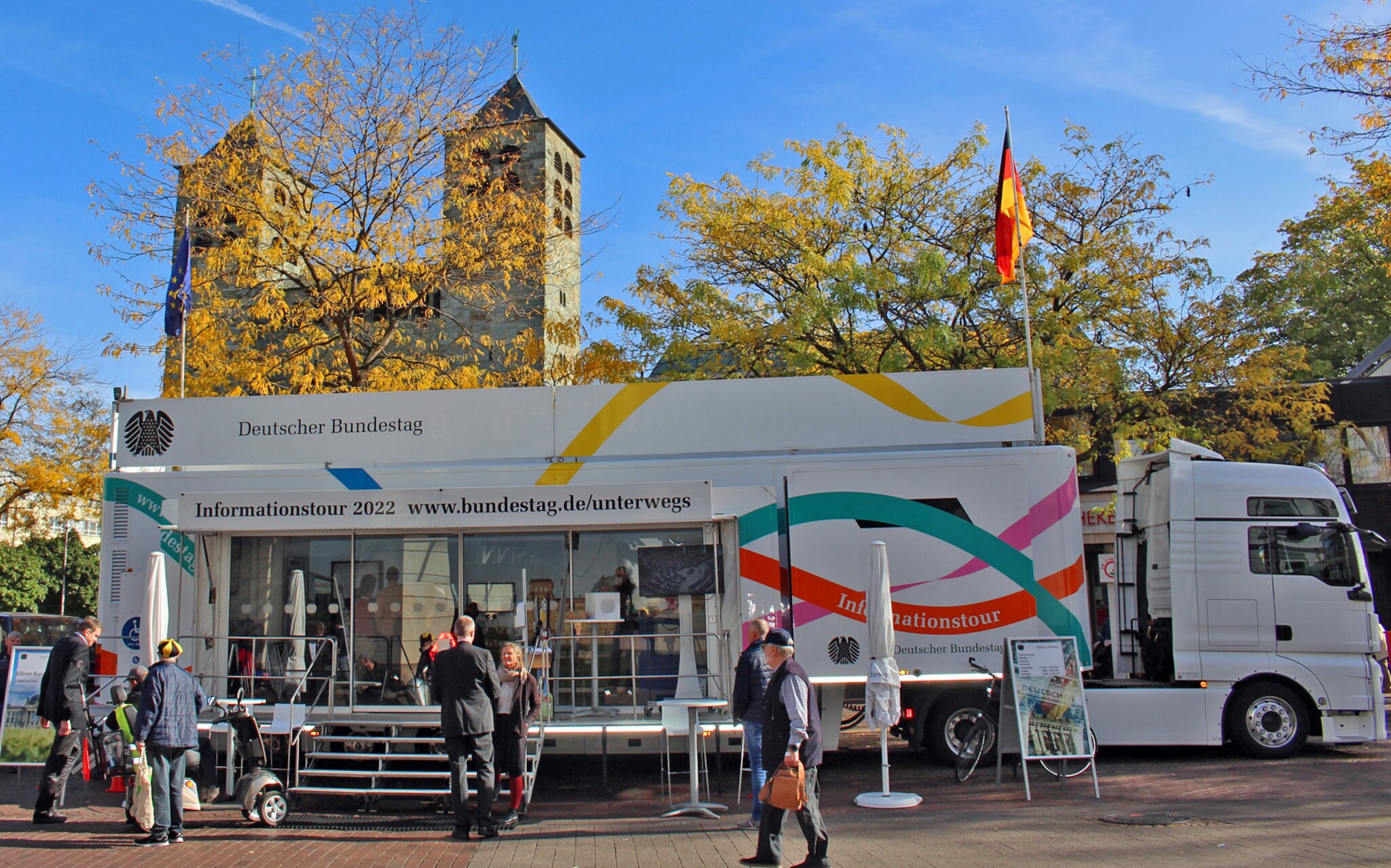 Auf dem Rathausplatz Unna: Besuch am Infomobil des Deutschen Bundestages - Unna