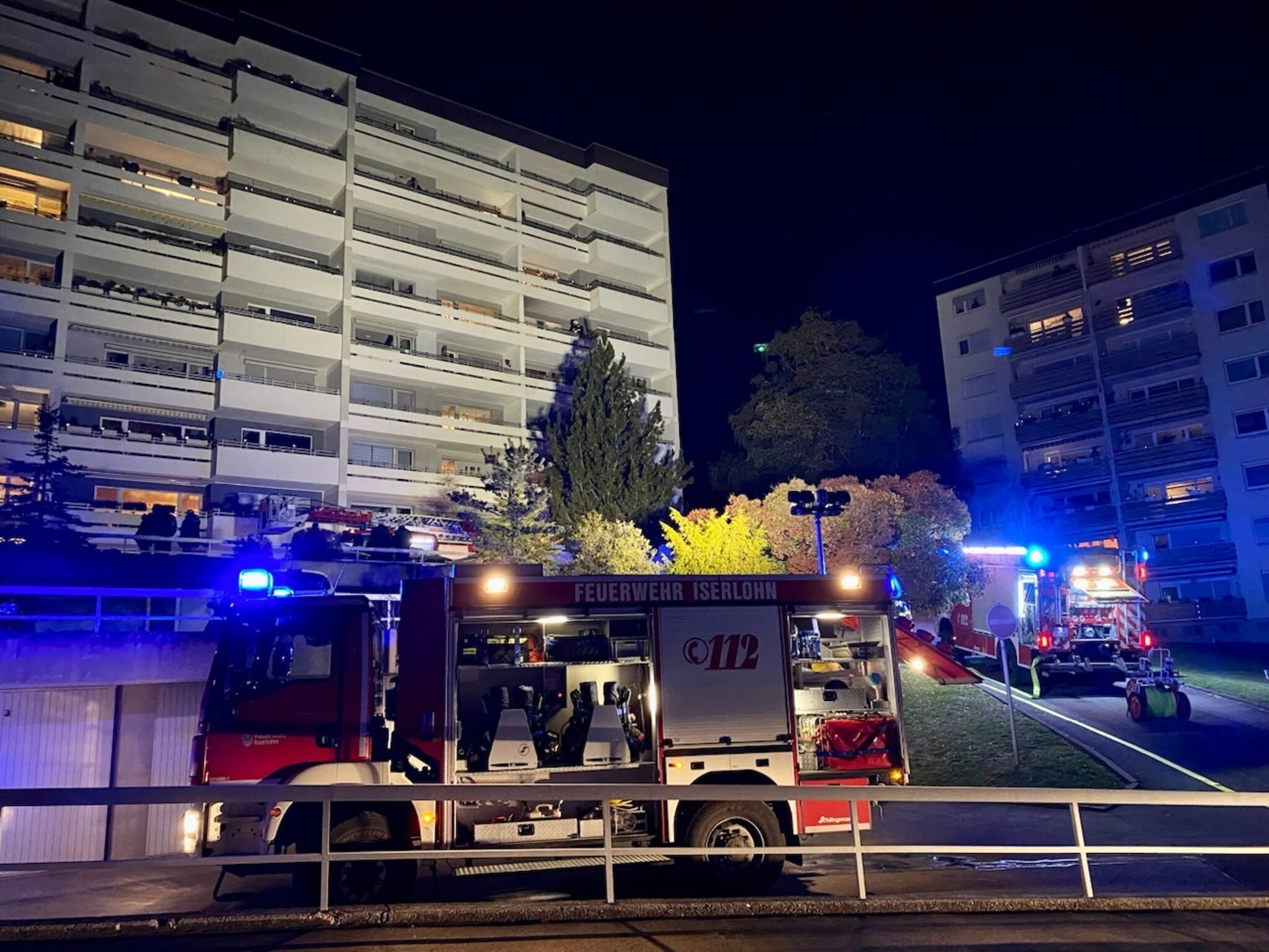Einsatz Vor dem Hopey: Blumenkübel brannte auf Balkon - Iserlohn