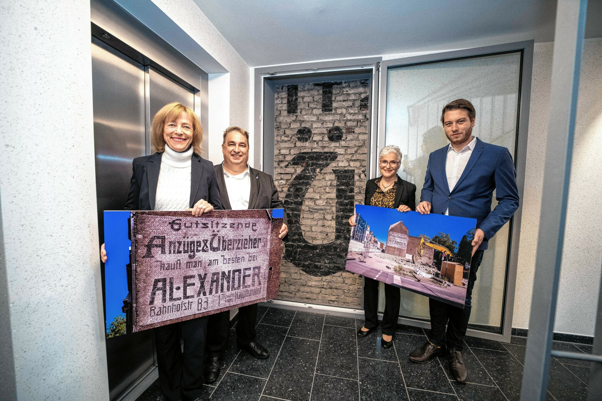 Erinnerung an vertriebene Juden: Neubau mit historischer Werbetafel ...