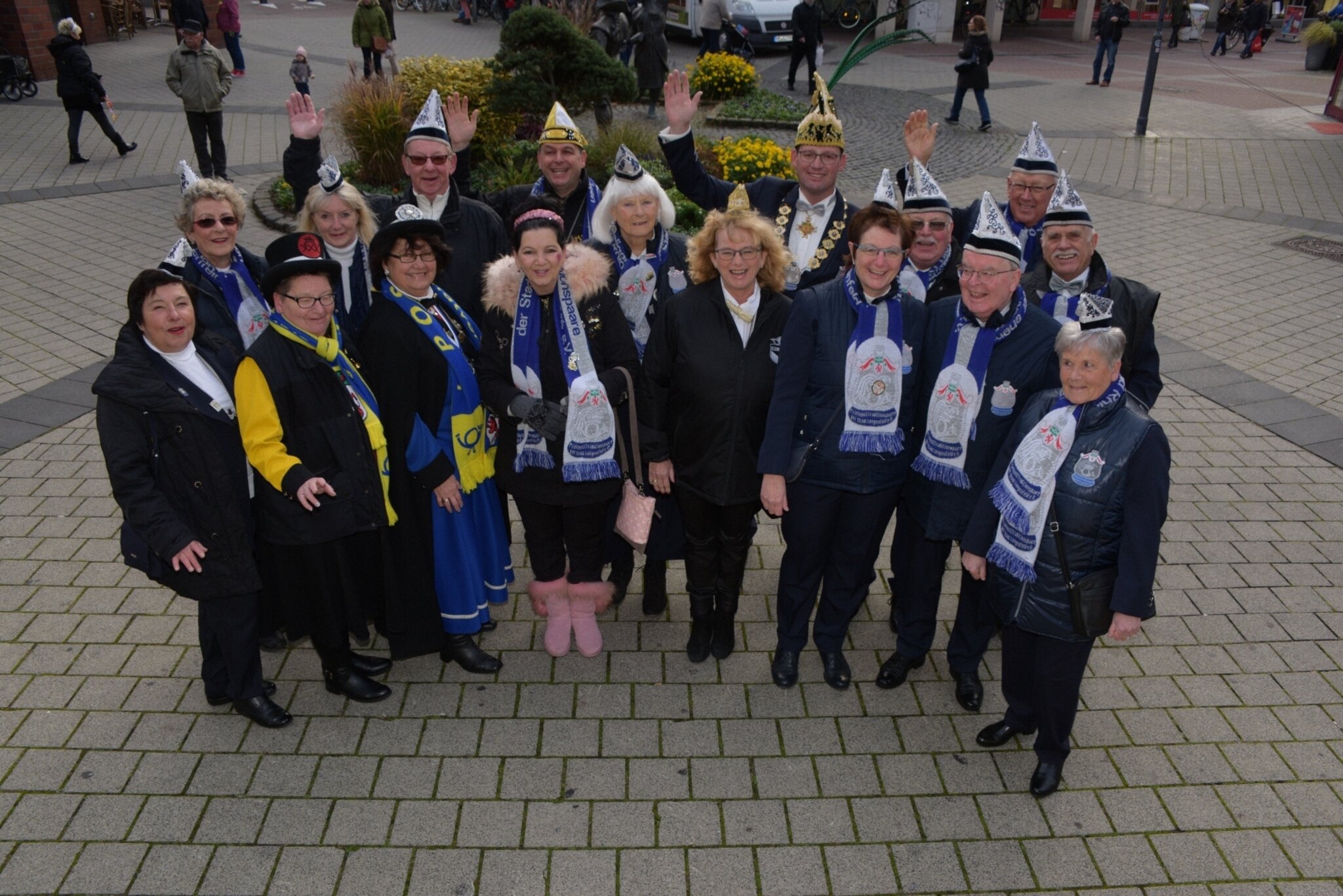 Narrenwelt: Ehemalige Prinzen- und Traditionspaare läuten 5. Jahreszeit ...