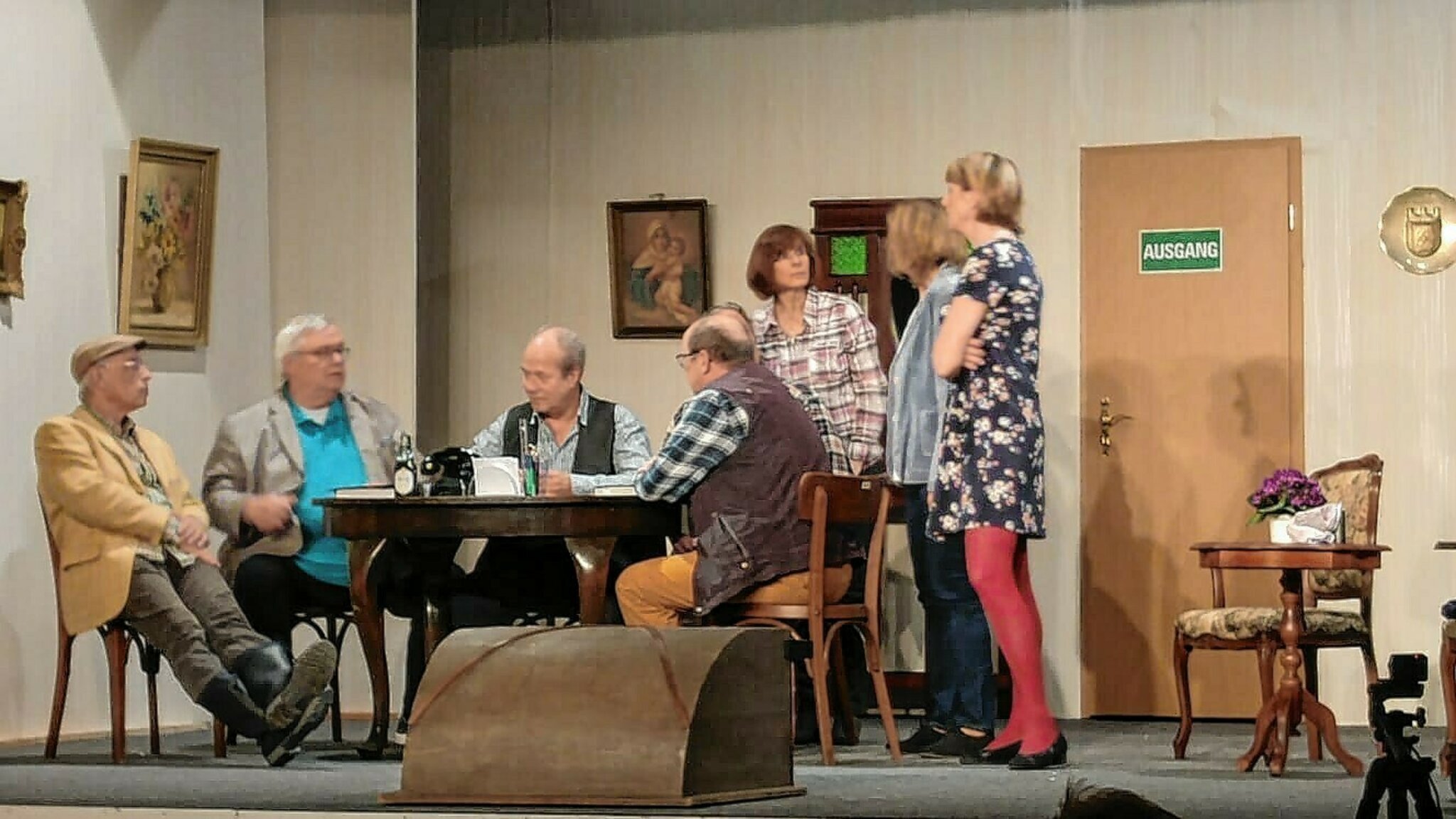 Turbulente Komödie im Haus Spitz: Neue Komödie der Volksbühne feiert am ...