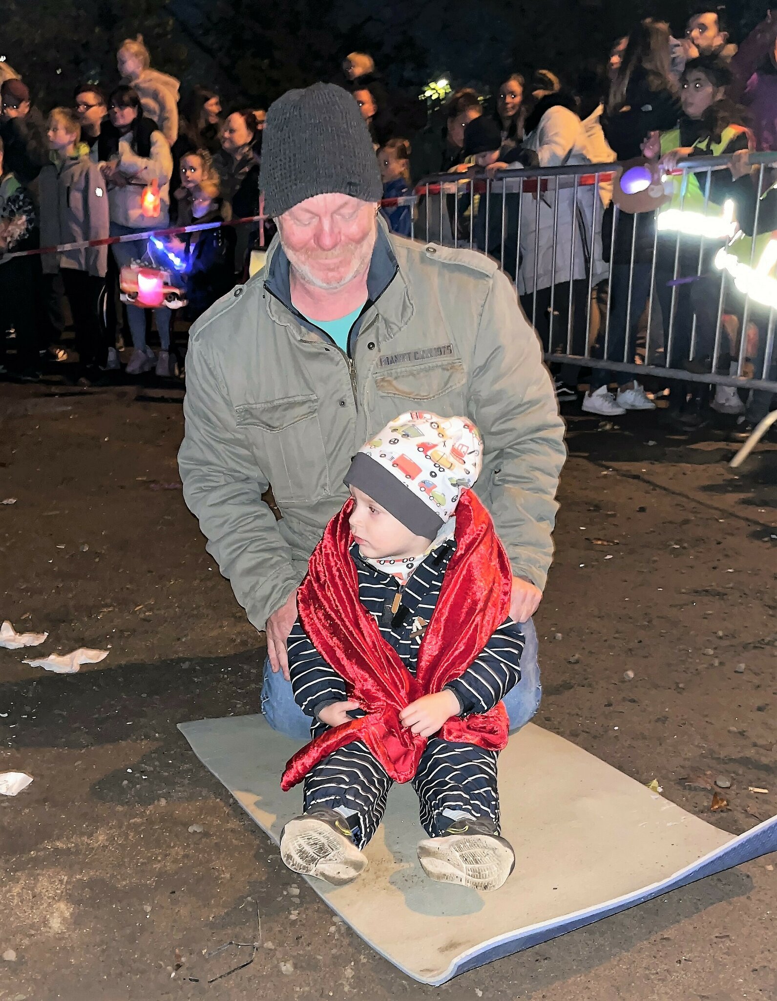 Stadtteil-Martinszug Neumühl mit über 600 Kindern: Jetnis' Lächeln ...