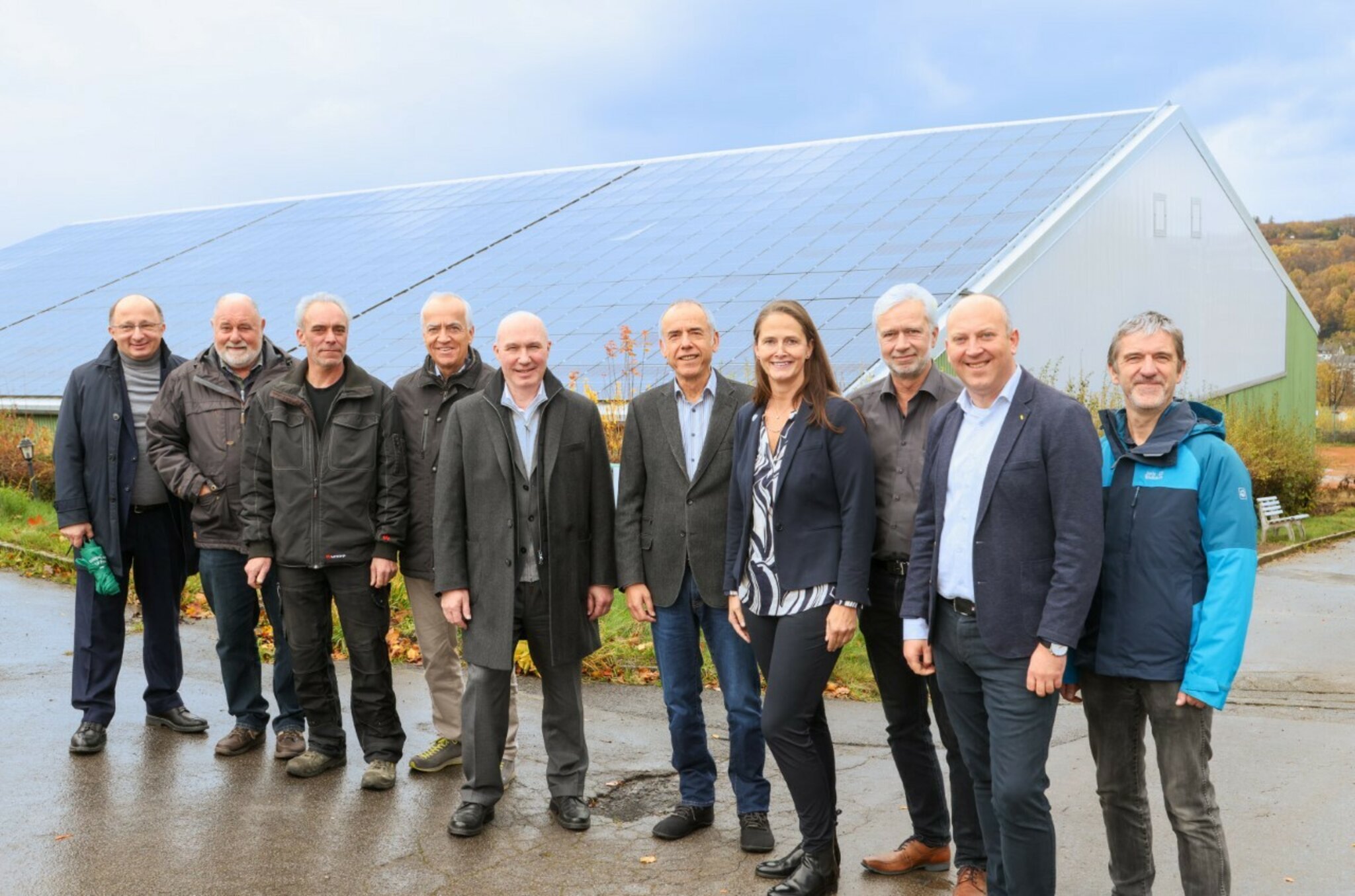 AVU pachtet Dach mit Photovoltaik-Anlage: Tennishalle mit Sonnenstrom ...