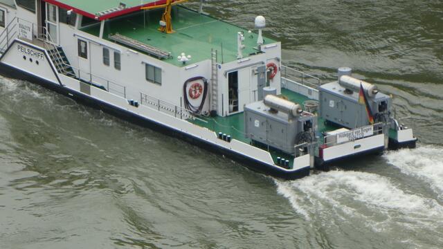 Echolotpeilung an der Loreley: Das Messschiff Hildegard von Bingen beim ...