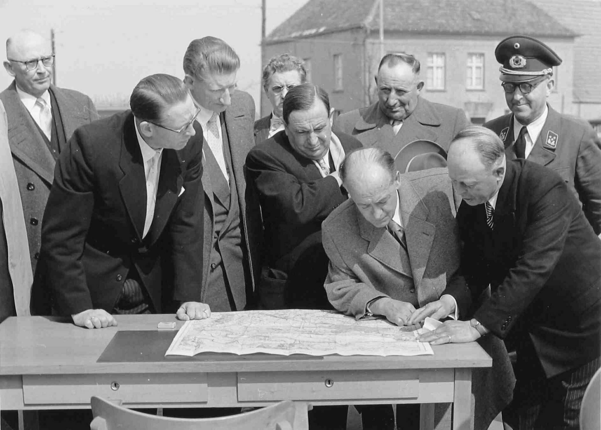 Fritz Steinhoff: Historischer Fund: Wertvoller Koffer auf einer ...