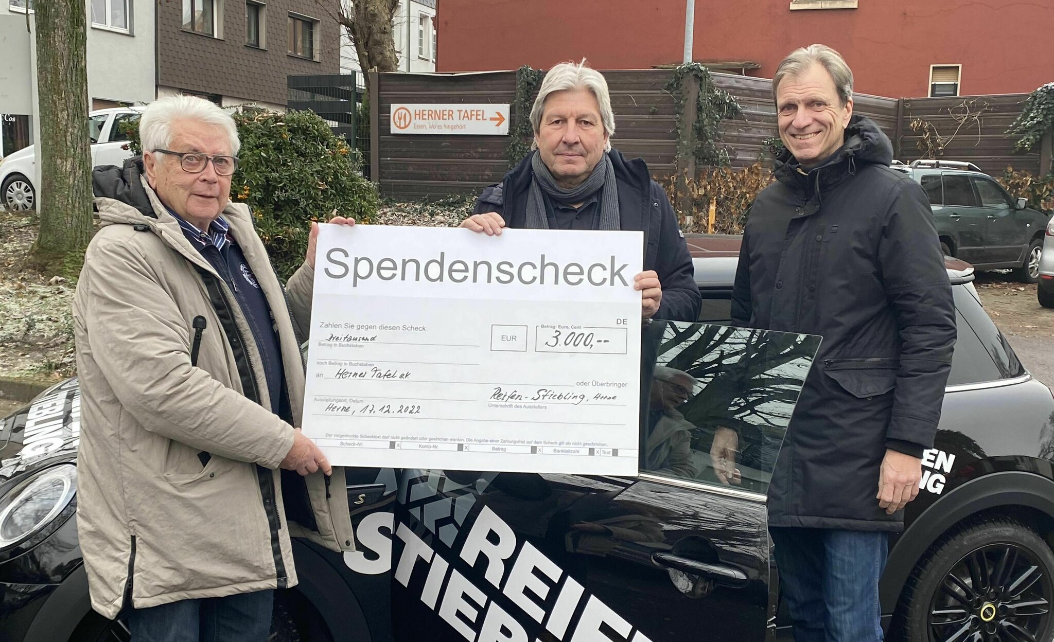 Christian Stiebling scheckt ein:: 3.000 Euro für die Herner Tafel - Herne