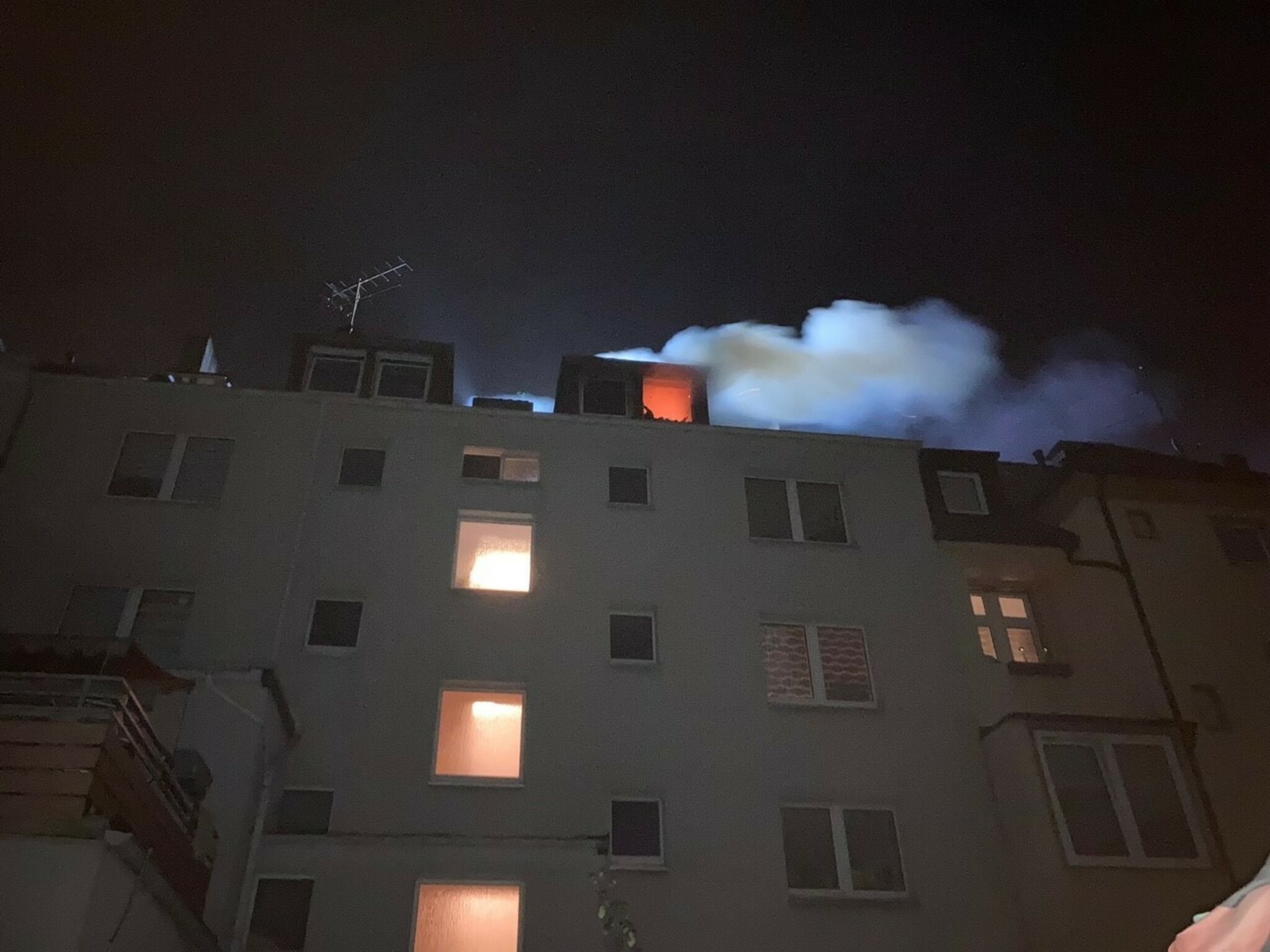 Löschzug 1 im Einsatz: Zimmerbrand in einem Mehrfamilienhaus in Lirich ...