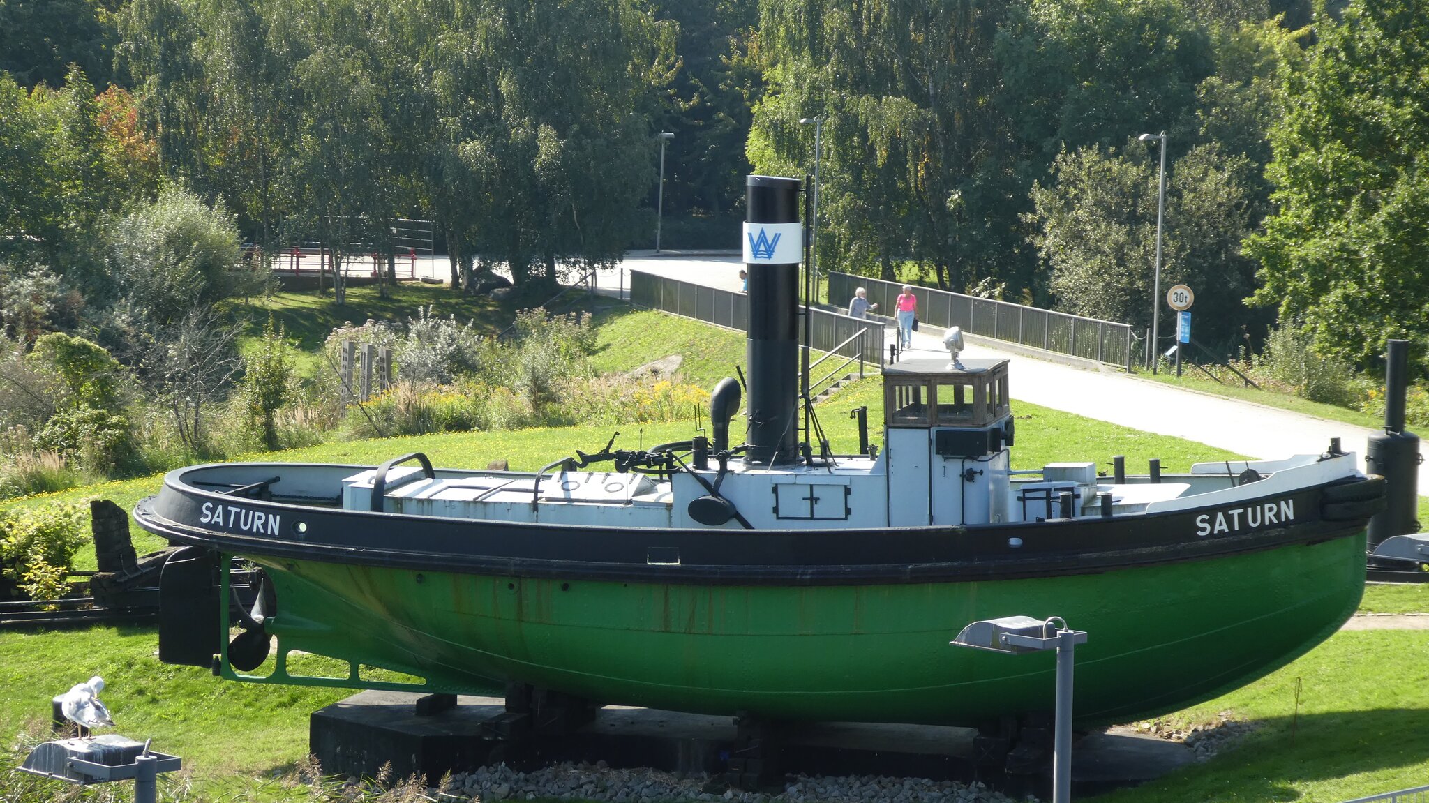 Dampfschlepper am IGA Park in Rostock: Der Dampfschlepper Saturn liegt ...