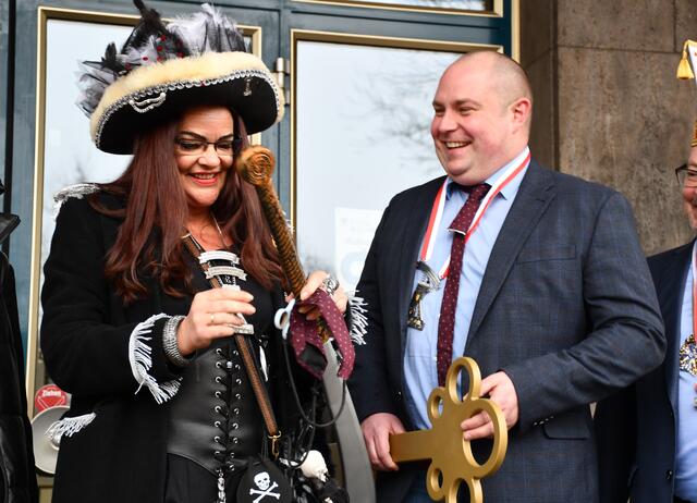 Karneval in Wattenscheid: Verwaltungschef Daniel Szymanski übergibt den ...