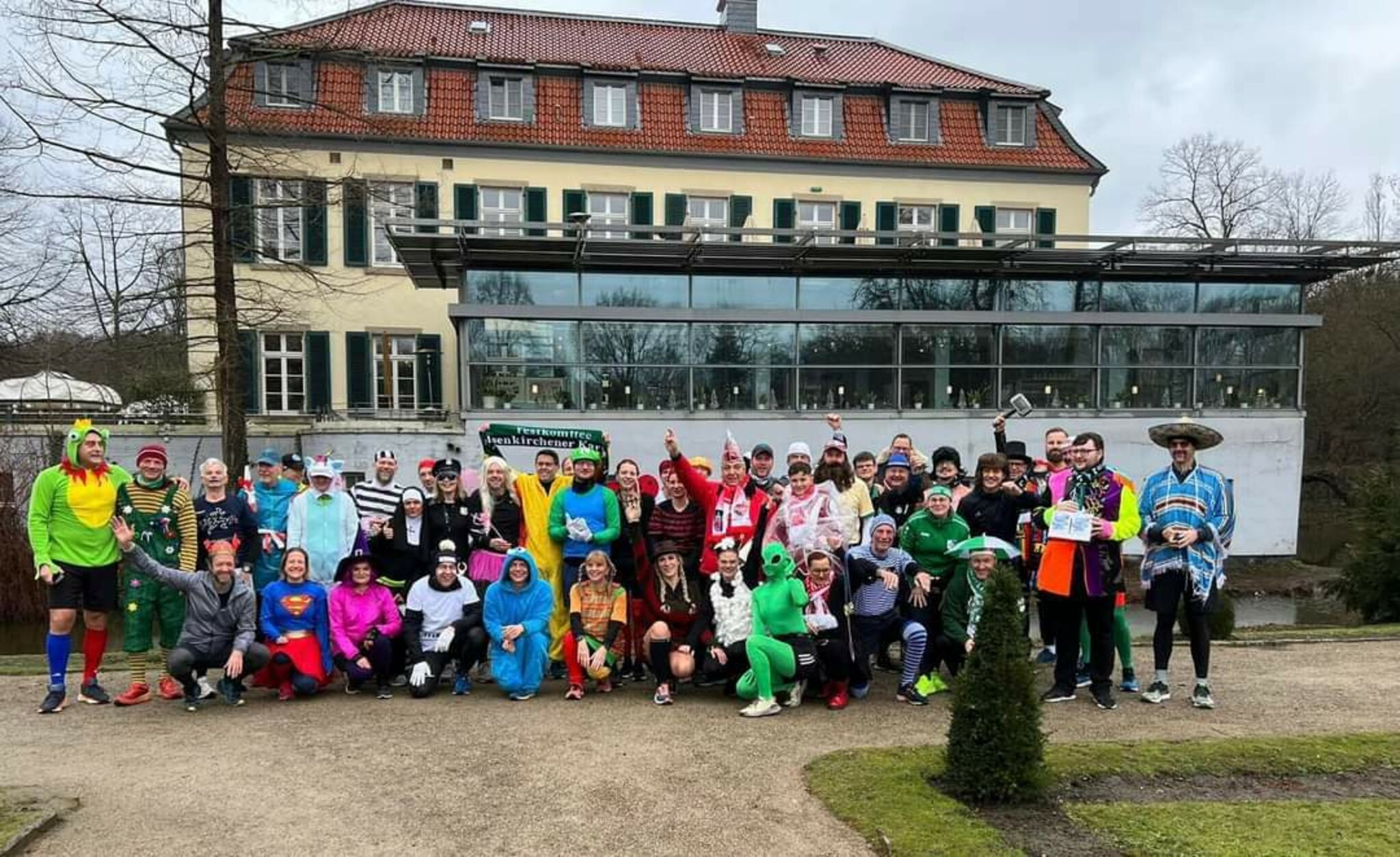 Tolle Stimmung bei miesem Wetter: Mythos GElsen Run kann auch Karneval ...