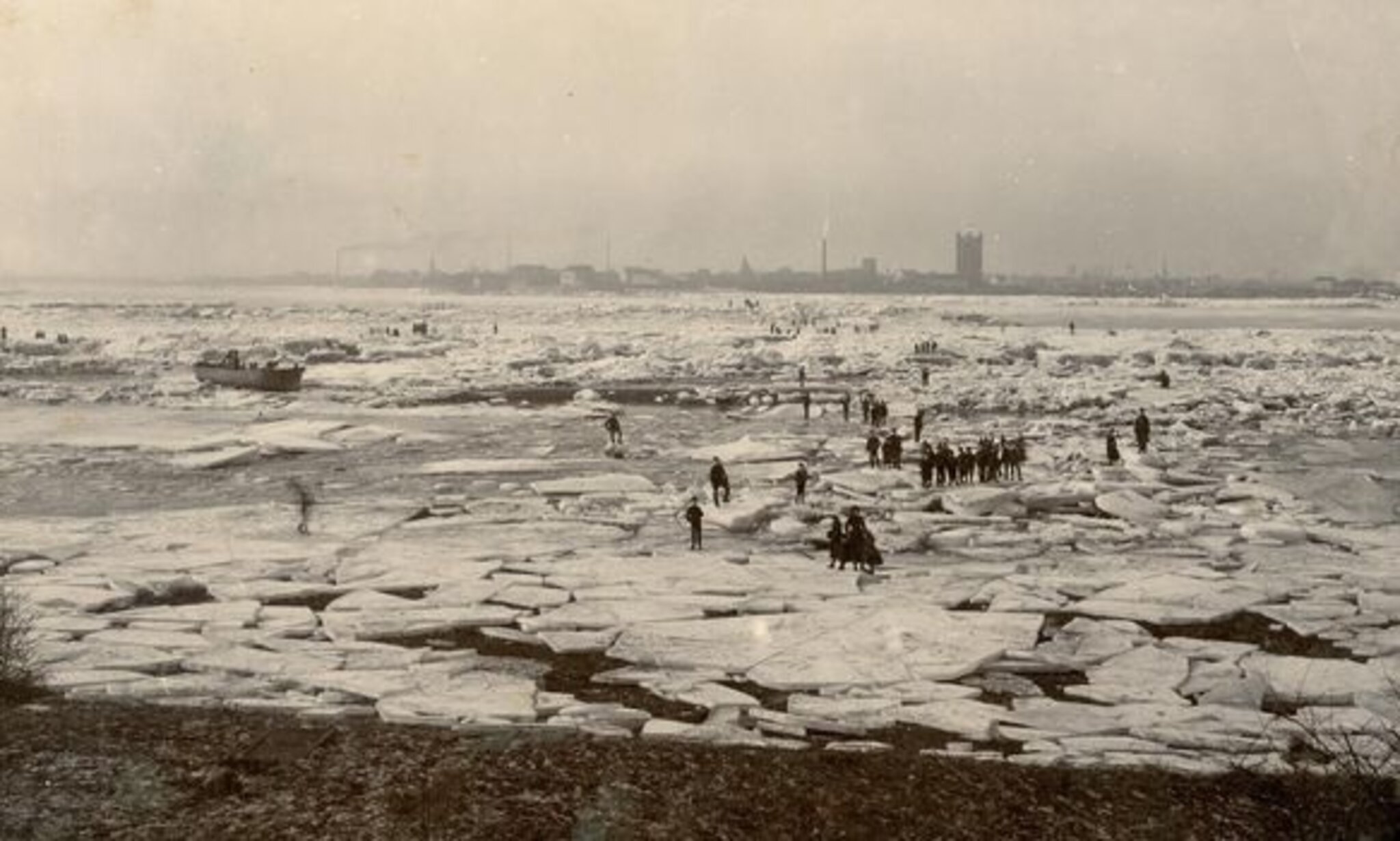 Rhein zugefroren - Katastrophe am Niederrhein: Die Moerser Neustadt ...