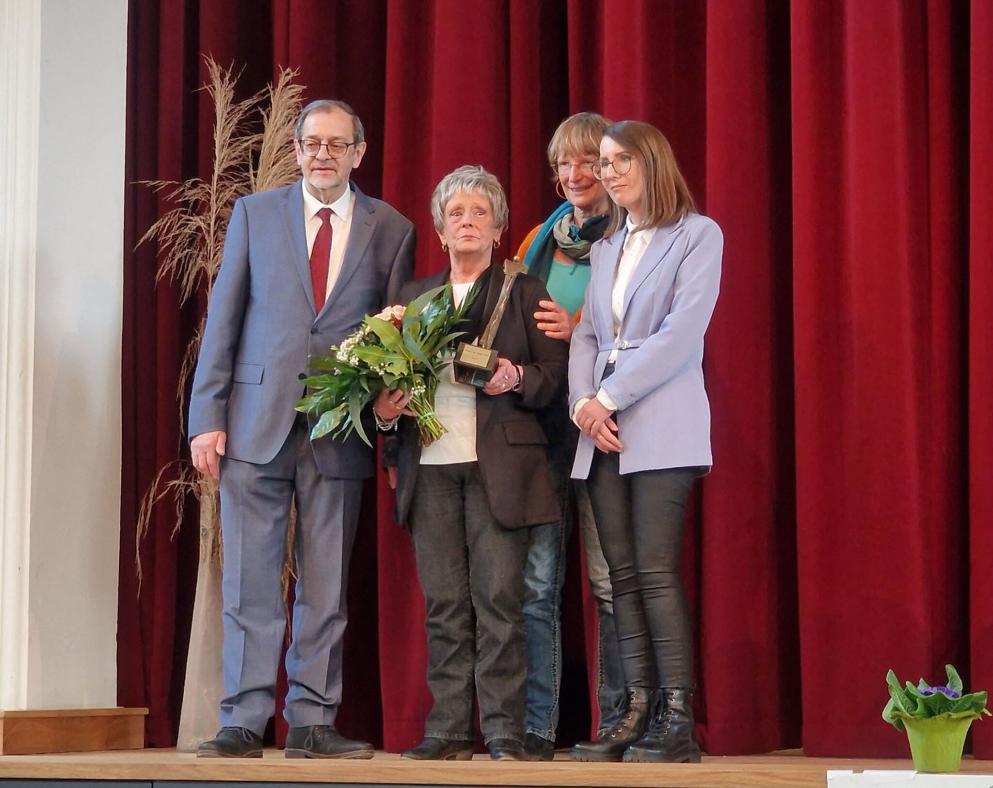 30 Jahre im Einsatz für gewaltbetroffene Frauen: Fanny-van-Hees-Preis ...