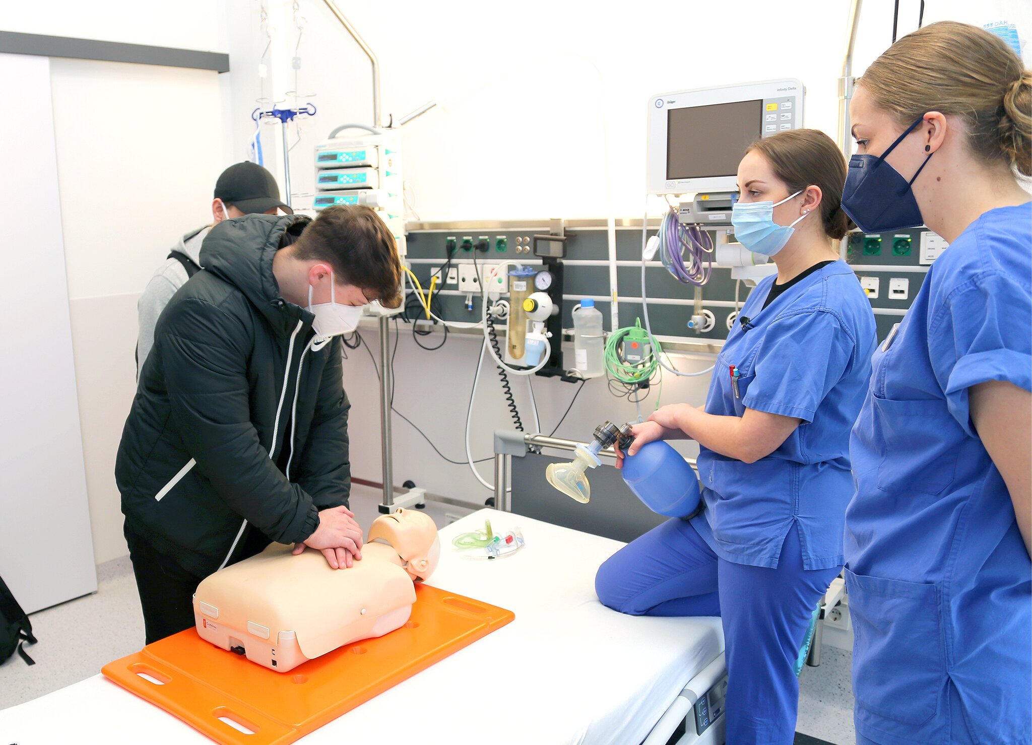 MHB informierte Schülerinnen und Schüler: Der Pflegeberuf im Focus ...