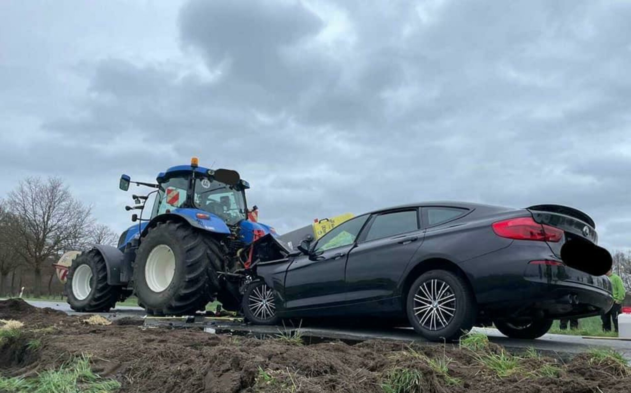 In Traktor gefahren: Verkehrsunfall fordert Schwerverletzten - Hamminkeln