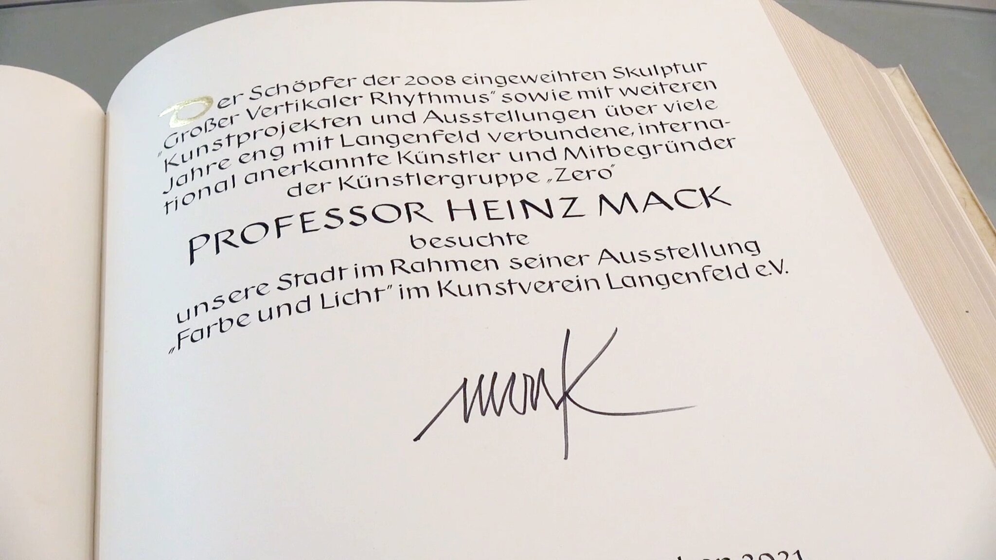 Dokumentarisches aus Langenfeld: Heinz Mack beim Eintrag ins Golden ...